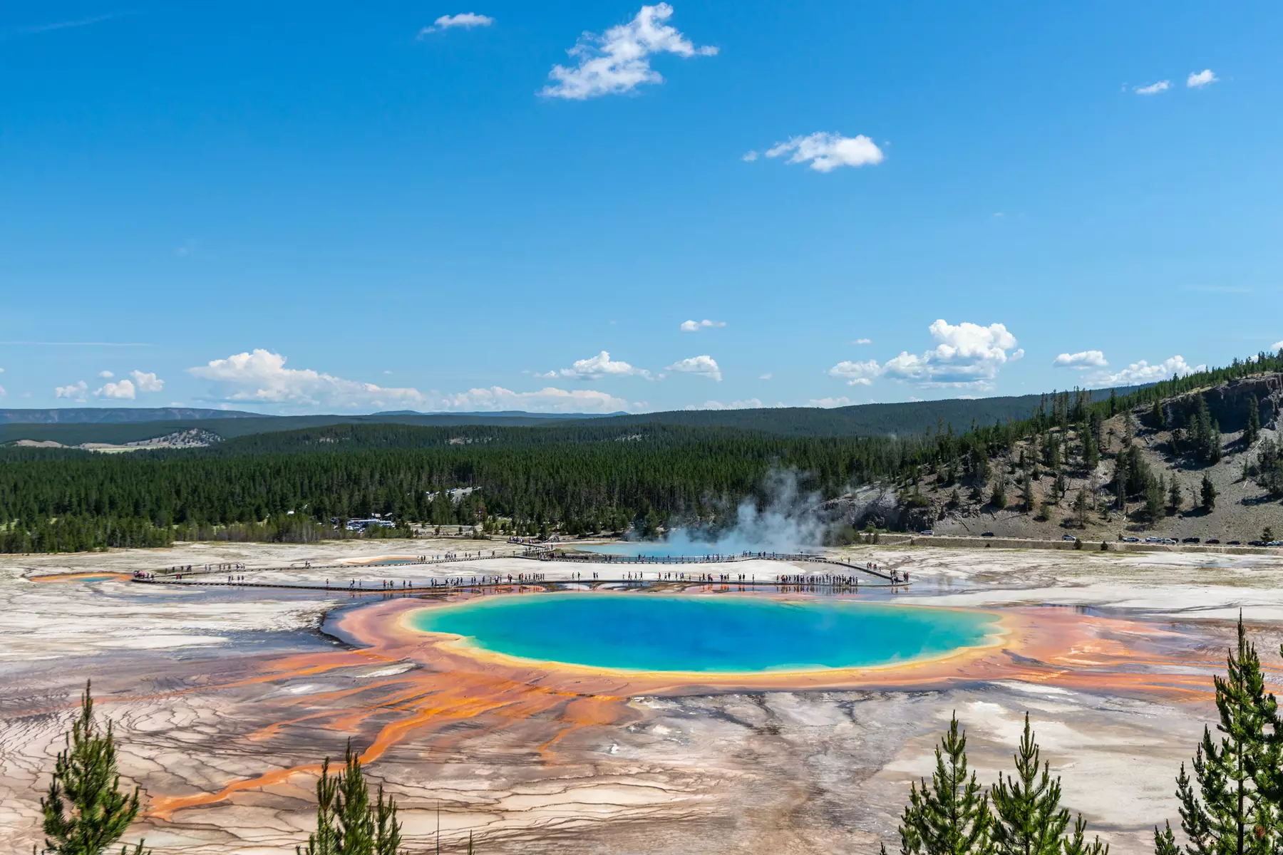 Pamje e Pranverës Grand Prismatic në Pellgun Geyser Midway të Yellowstone nga pamja.