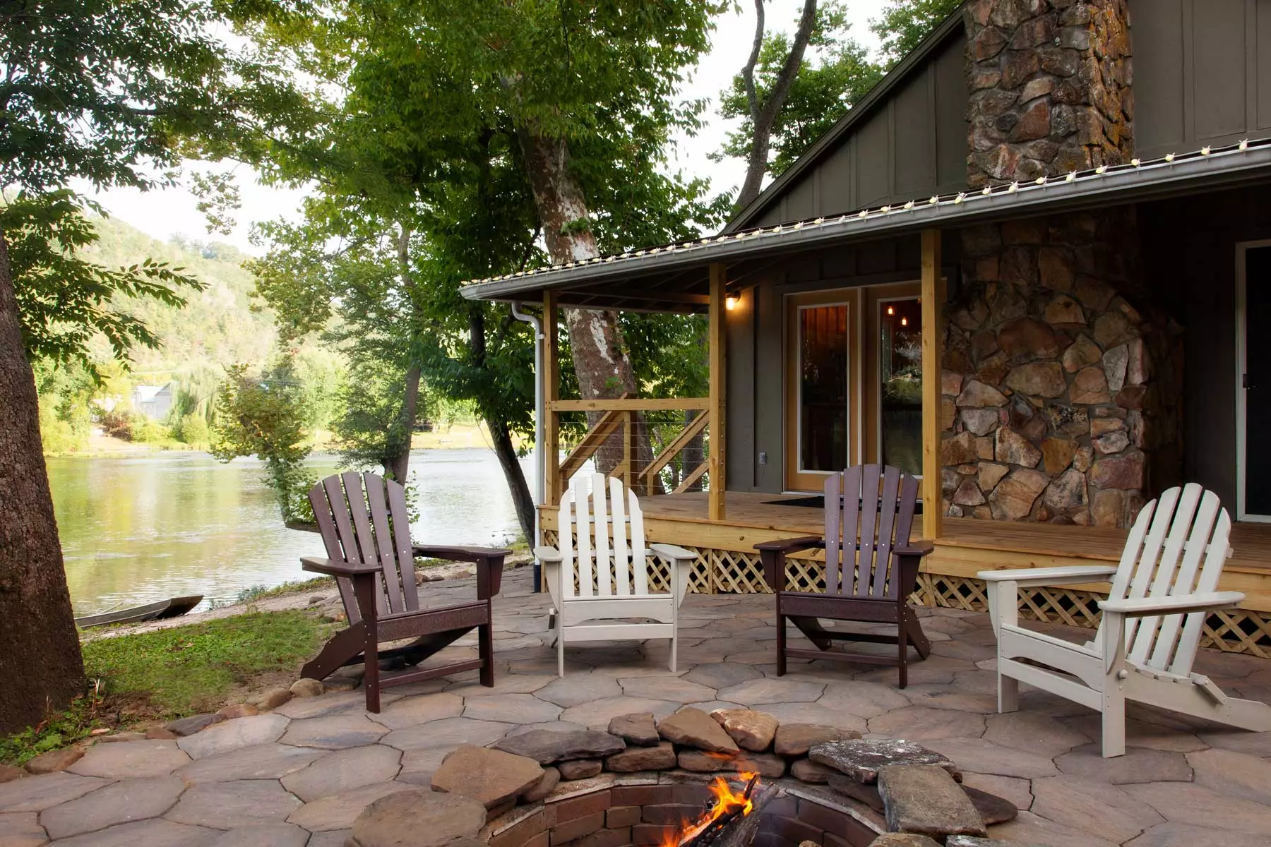 Adirondack-stoele en 'n vuurput by die Cabin at Coney Island in River Gorge Nasionale Park