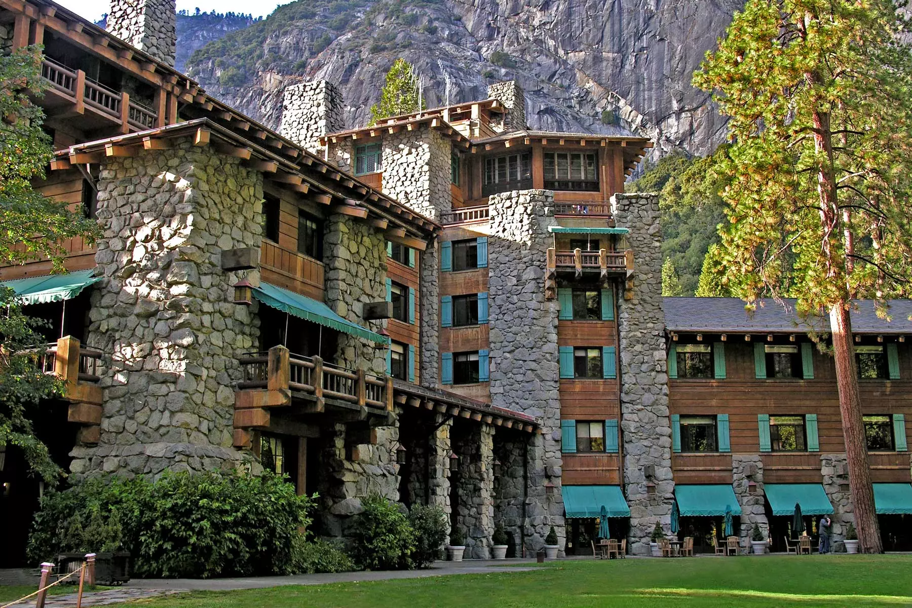 Die buite-aansig van die Ahwahnee Hotel in Yosemite Nasionale Park