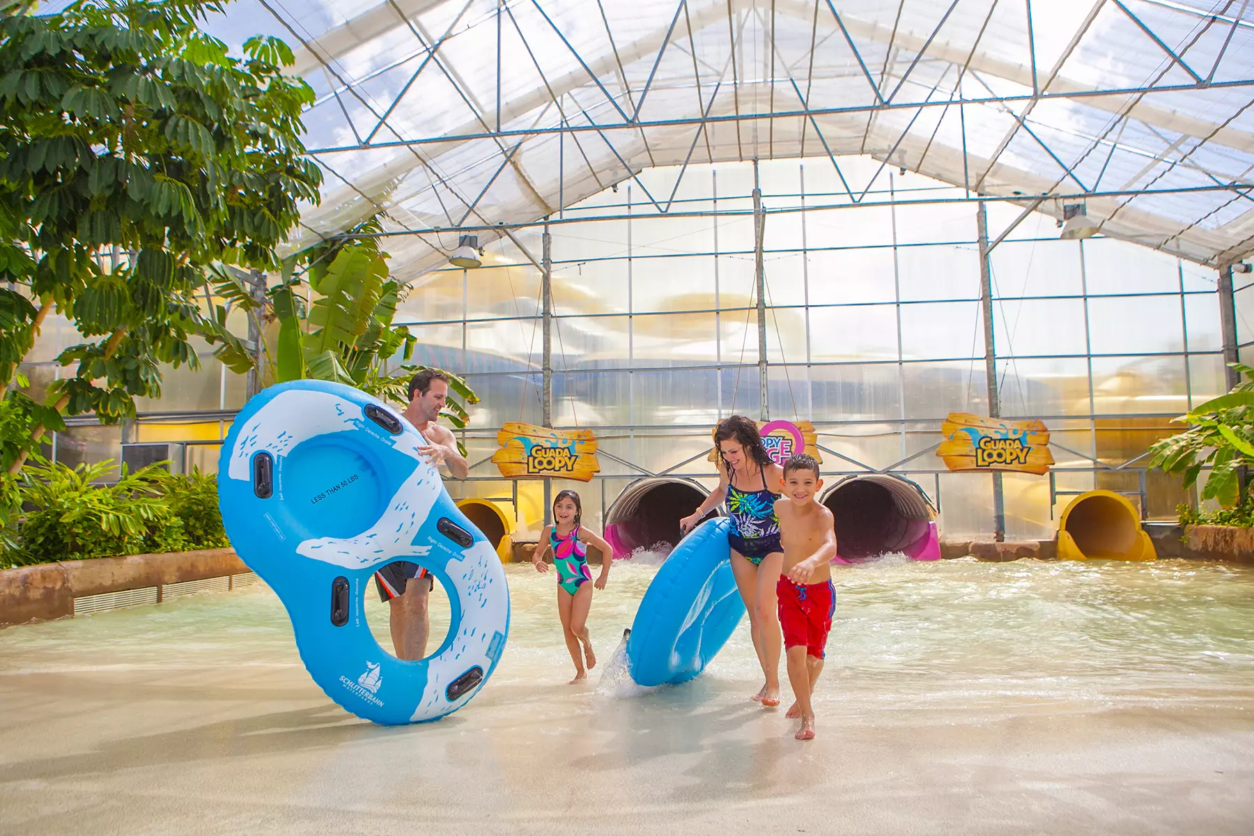 Een gezin stapt uit een waterrit bij Schlitterbahn Galveston Island Indoor Waterpark in Texas