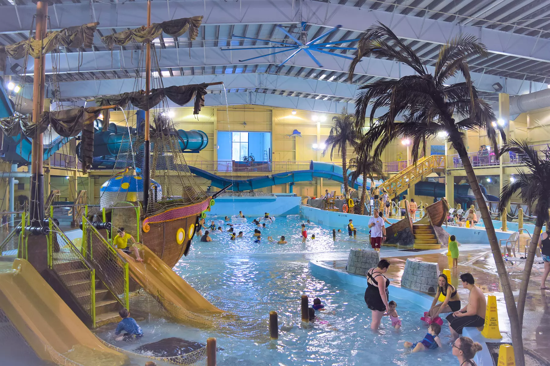 Interieur van H2Oasis Indoor Waterpark in Alaska