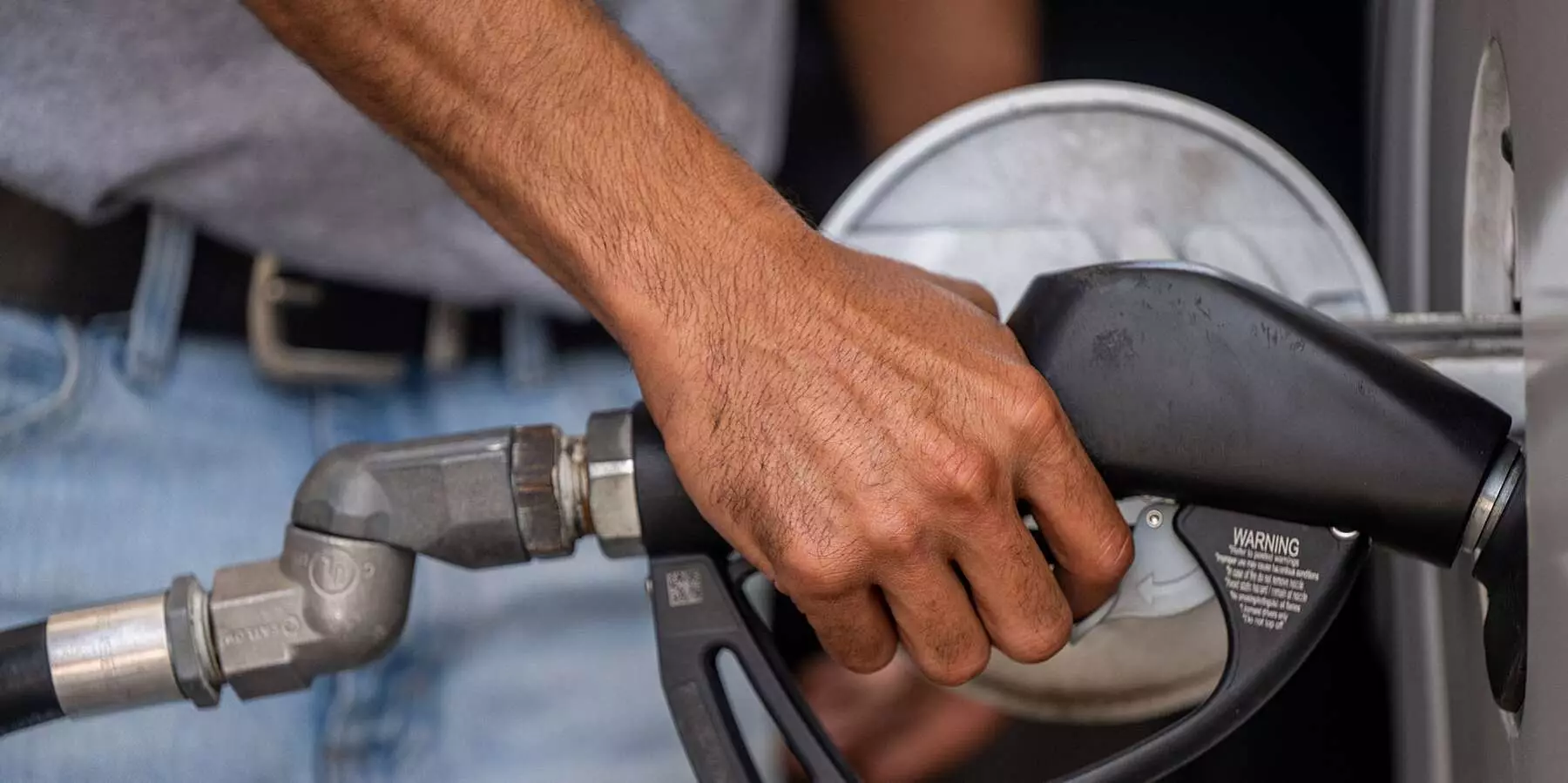 यू.एस. में गैस की कीमतें 'ऑल टाइम हाई' पर पहुंच गईं - यहां बताया गया है कि आप अभी भी पैसे कैसे बचा सकते हैं