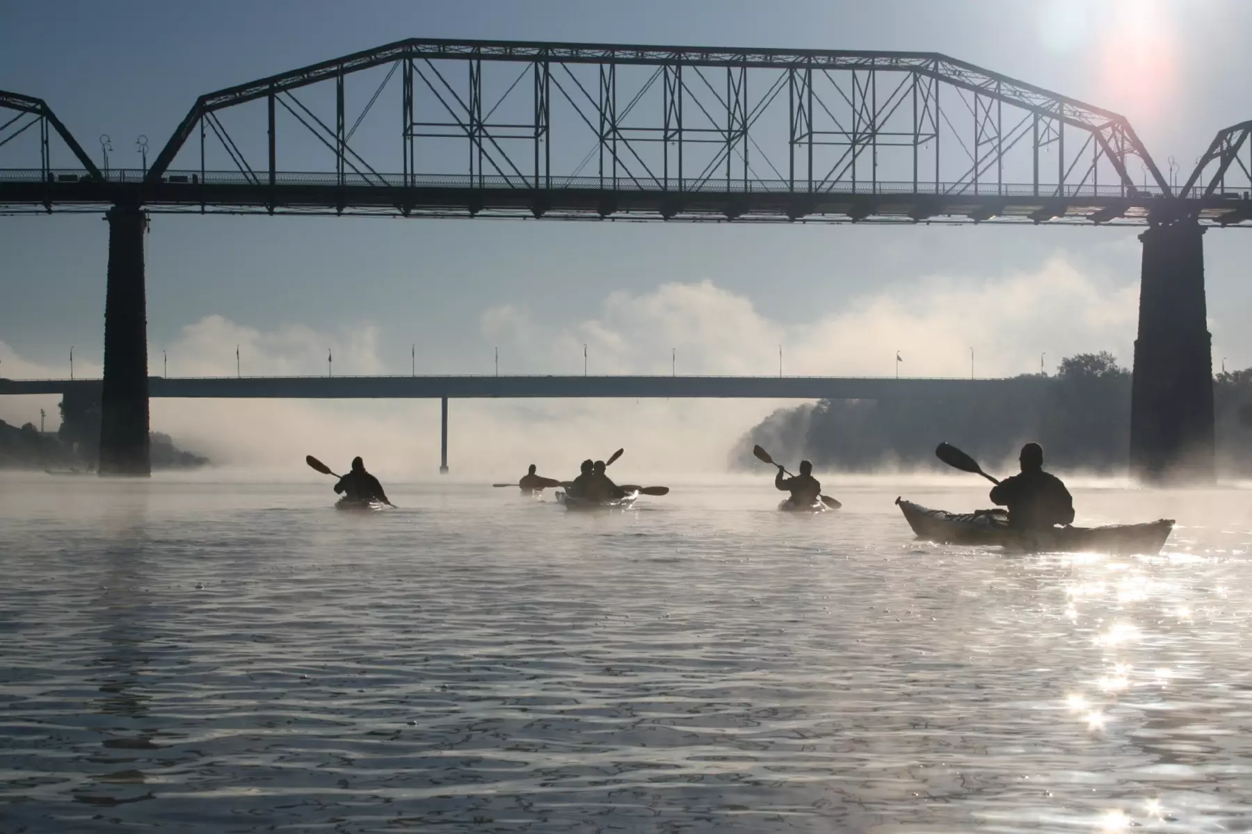 Kayak en el río Tennessee en Chattanooga, Tennessee.