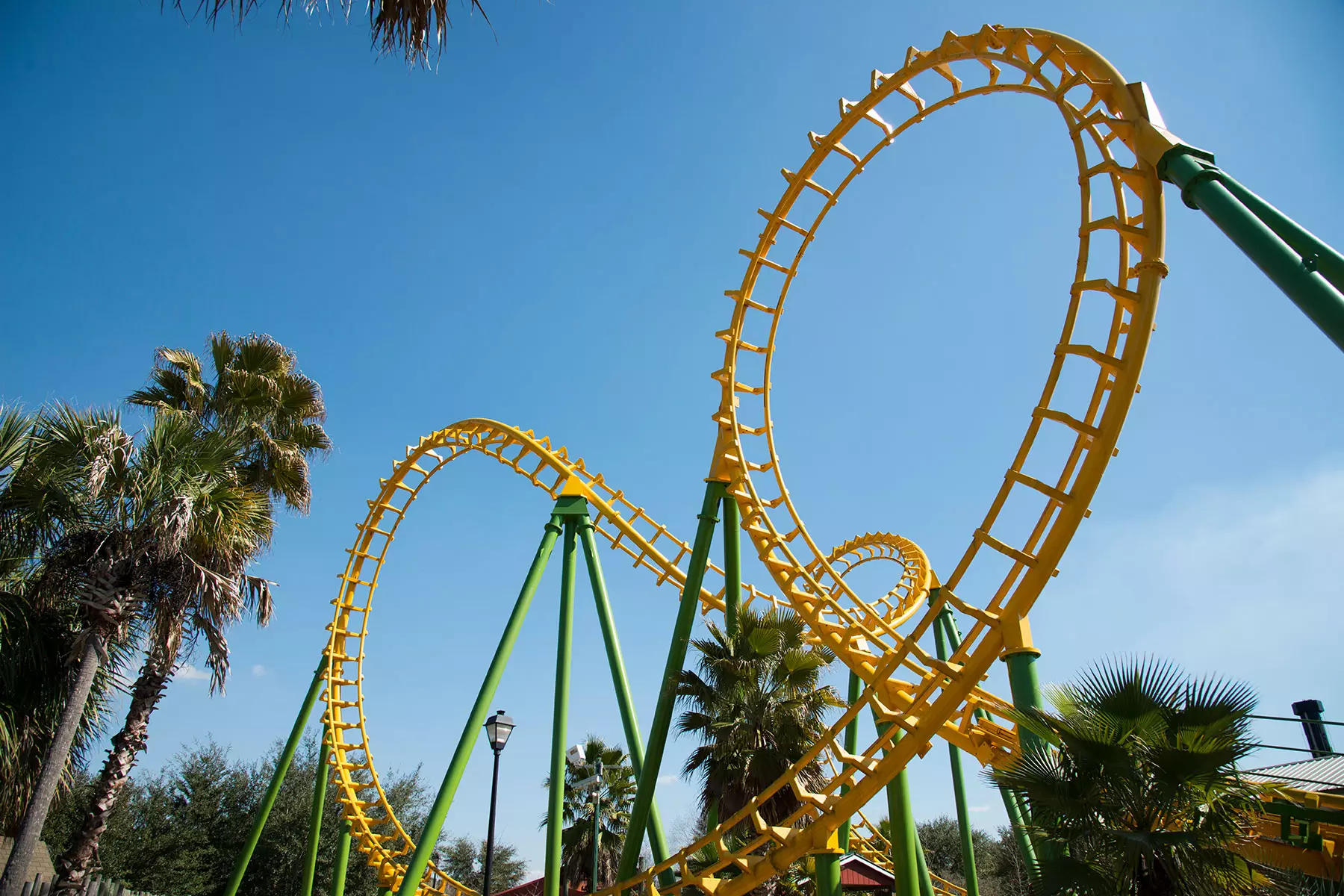 Les montagnes russes Boomerang au parc à thème Wild Adventures