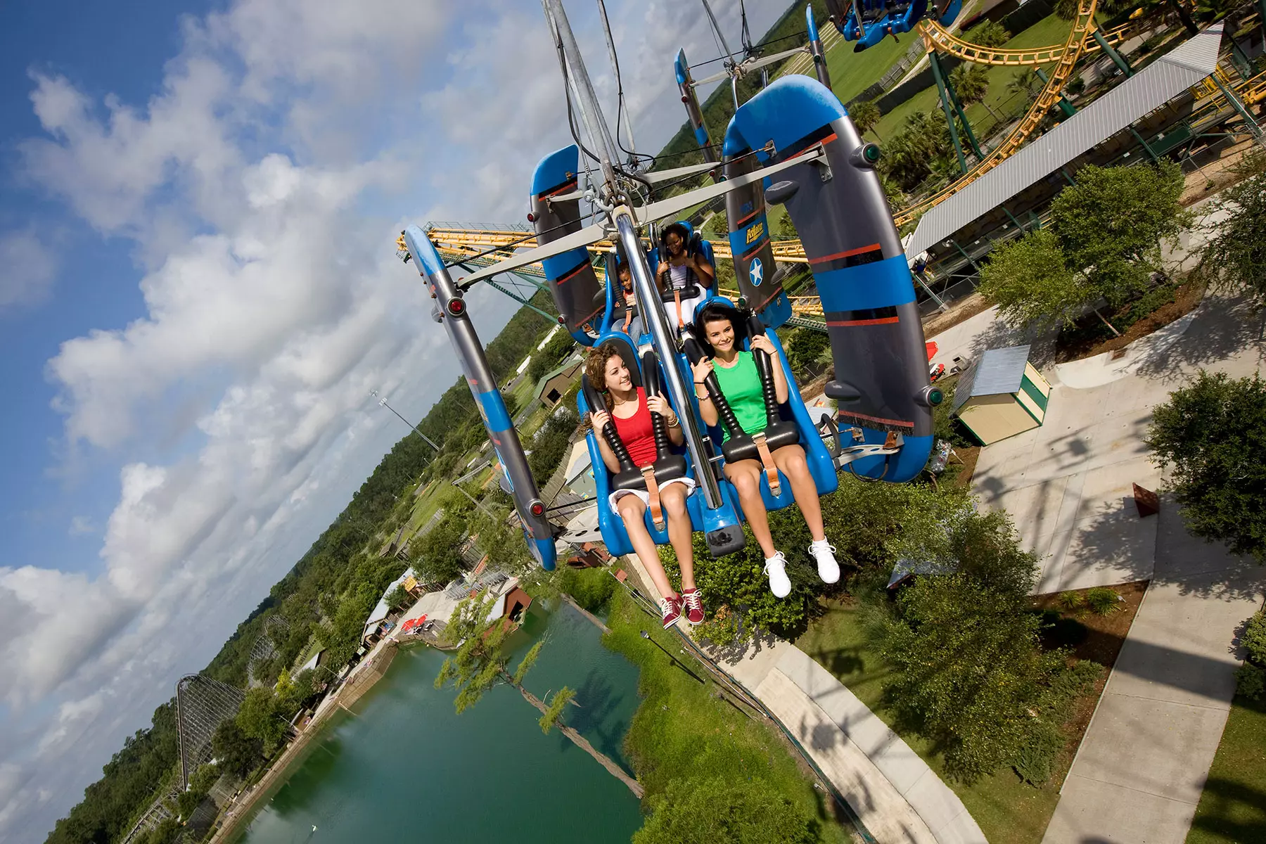 Parkbesökare på Aviator-dalbanan i Wild Adventures Theme Park