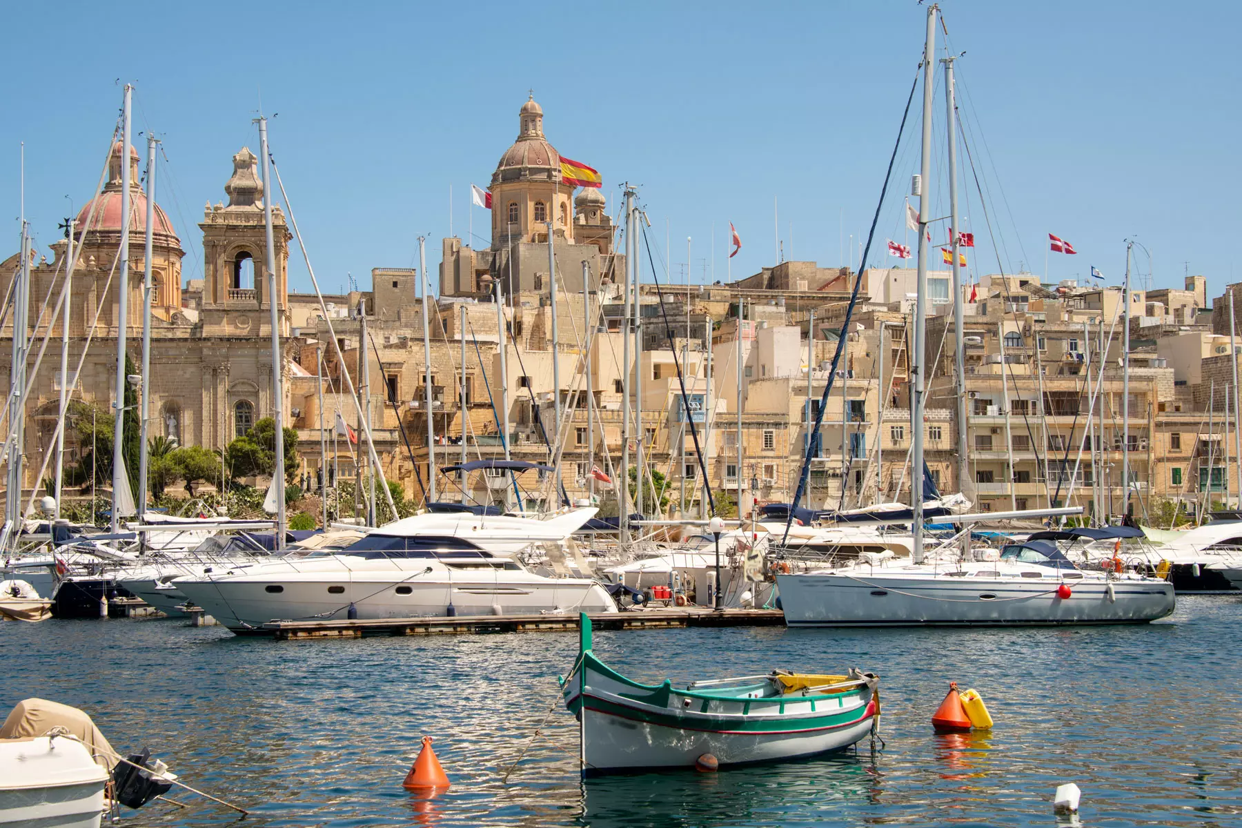 ទូកក្ដោងនៅលើ Senglea marina ក្នុង Grand Bay, Valetta, Malta