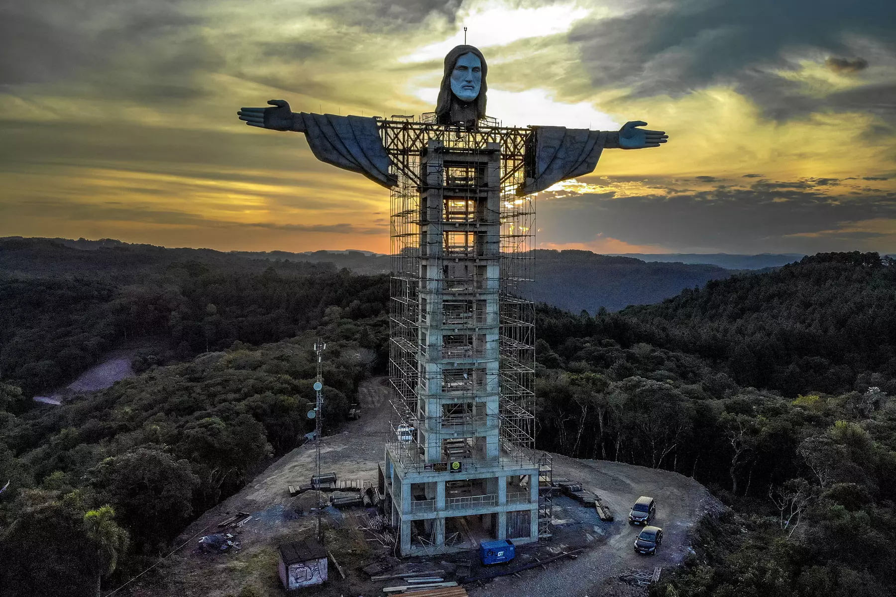 Christus de Beschermer standbeeld in aanbouw in Encantado