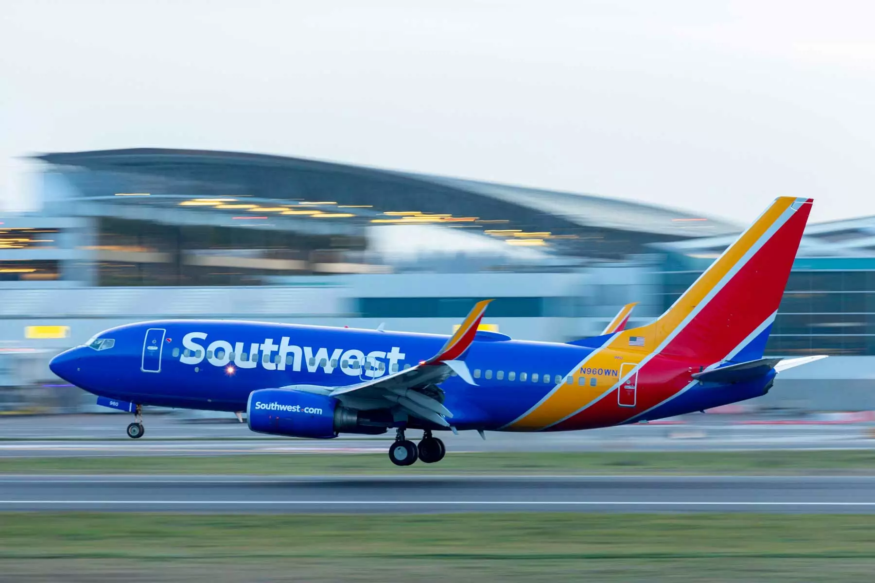 Southwest Airlines 737 venas por surteriĝo ĉe Portlanda Internacia Flughaveno.