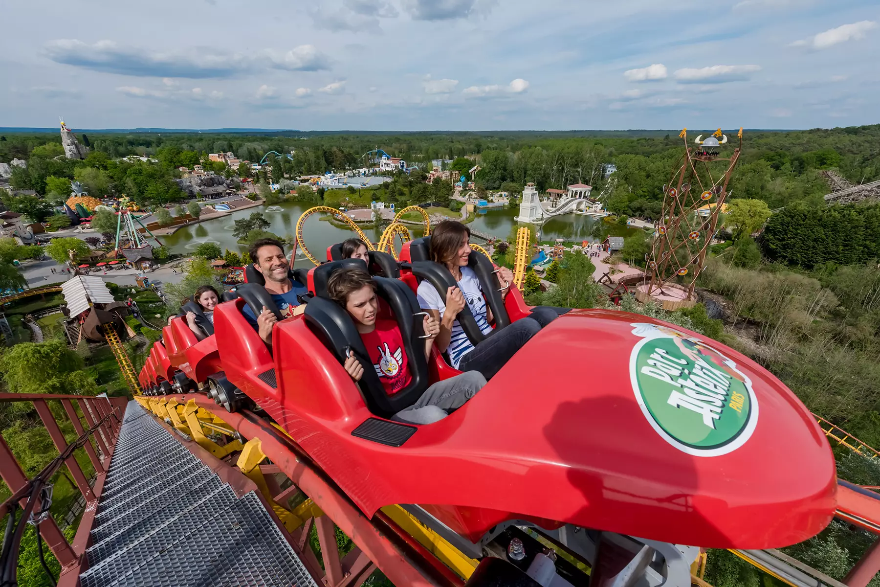 ភ្ញៀវនៅលើរទេះរុញនៅ Parc Astérix