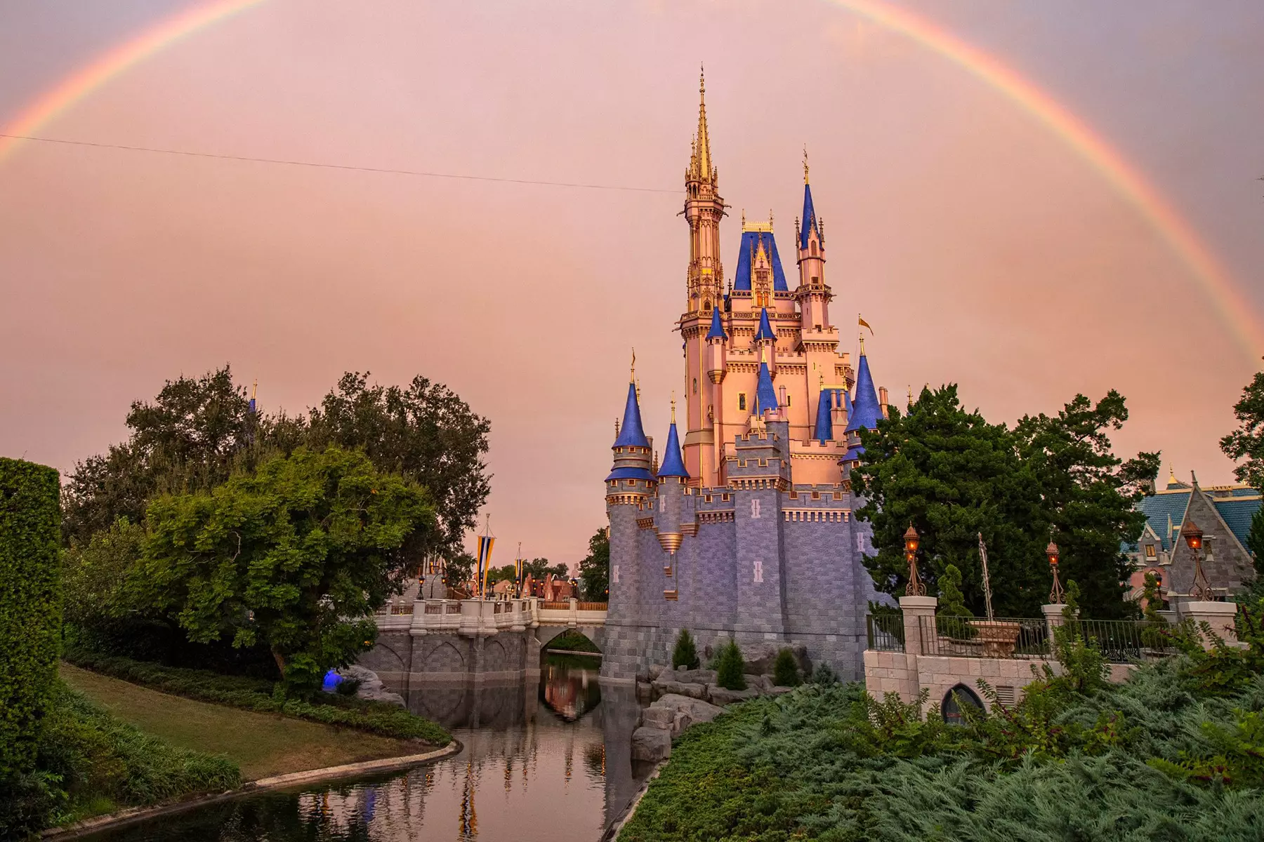 Varavīksne piešķir papildu burvību rītam Magic Kingdom Park Volta Disneja pasaules kūrortā, Buenavistas ezerā, Fla.