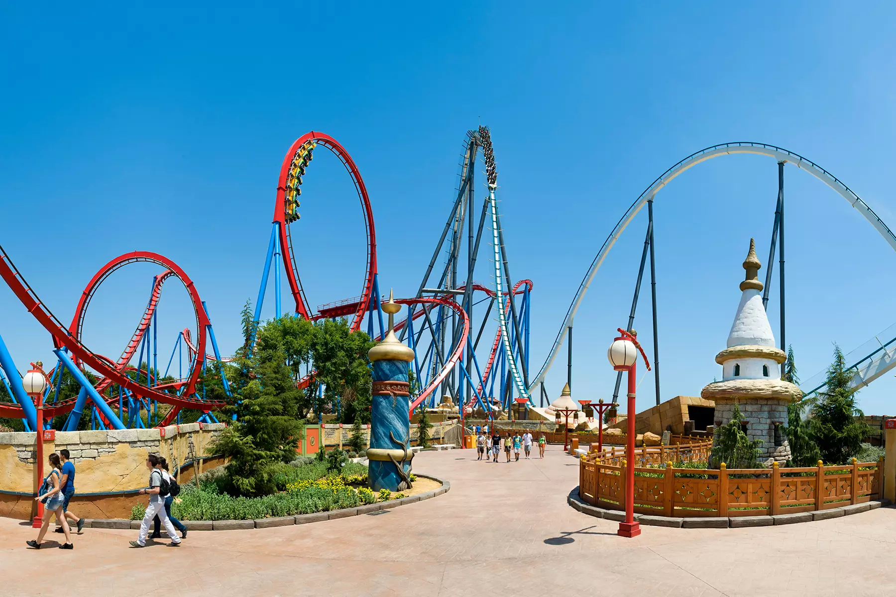 មនុស្សដើរជុំវិញ rollercoasters នៅ PortAventura World