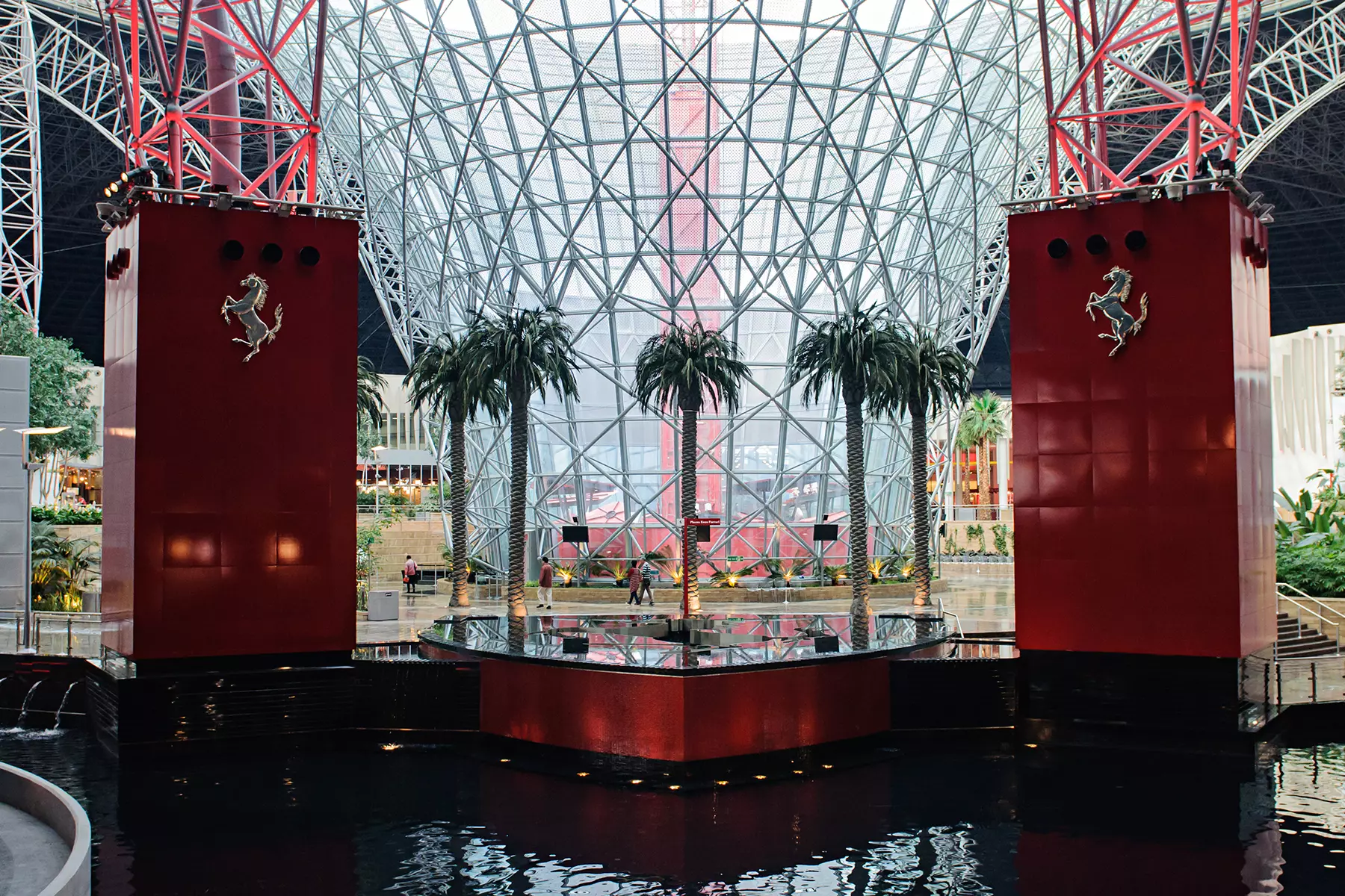 អគារ Ferrari World នៅ Abu Dhabi ប្រទេសអារ៉ាប់រួម