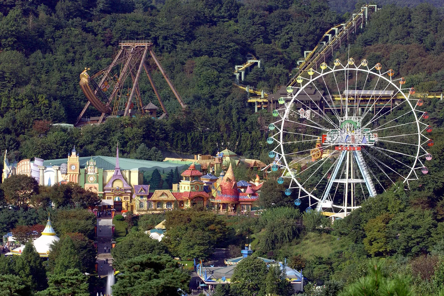 Jonginā ir redzams Dienvidkorejas lielākais atrakciju parks Samsung Everland