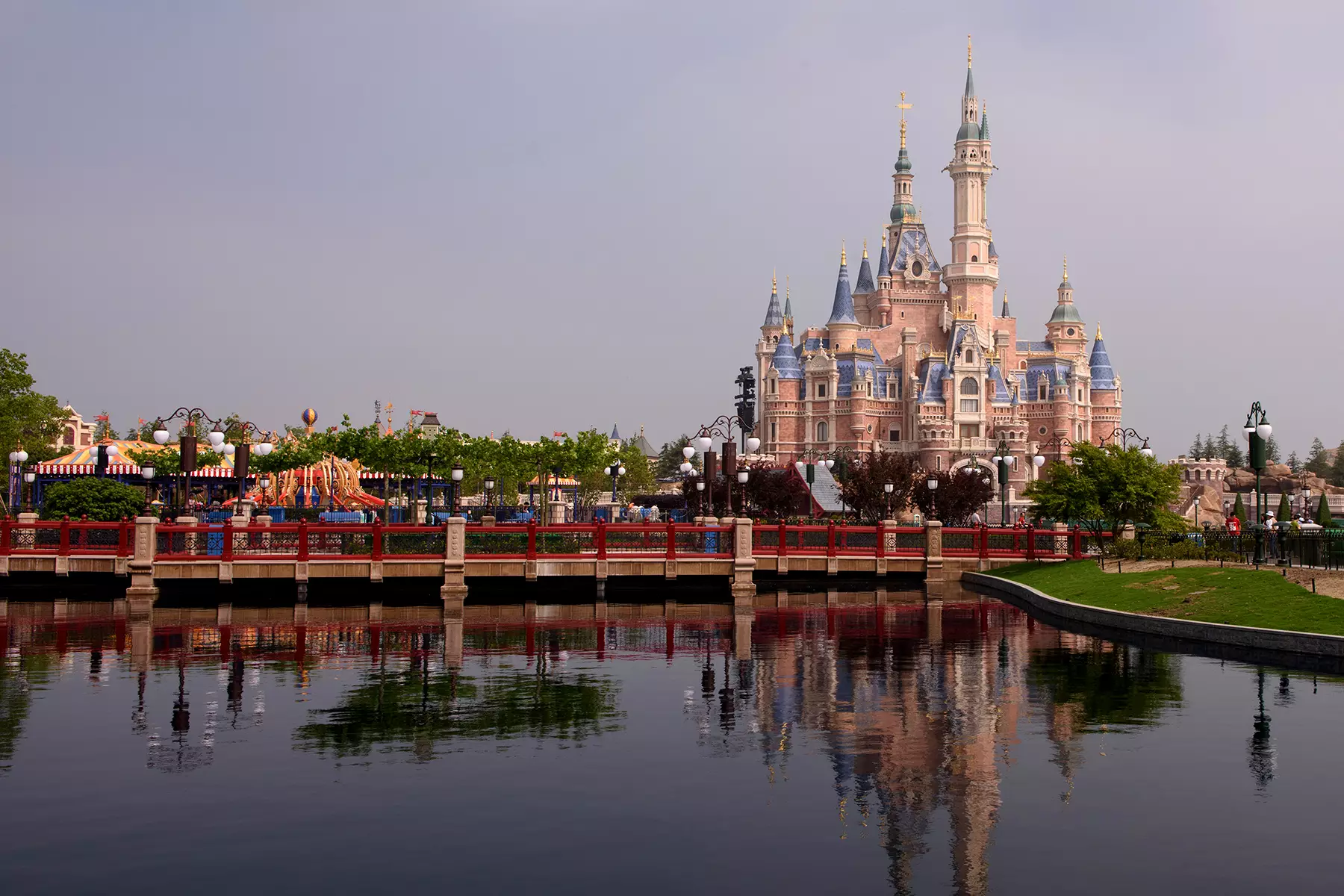 មានទីតាំងនៅចំកណ្តាលនៃ Shanghai Disneyland, Enchanted Storybook Castle