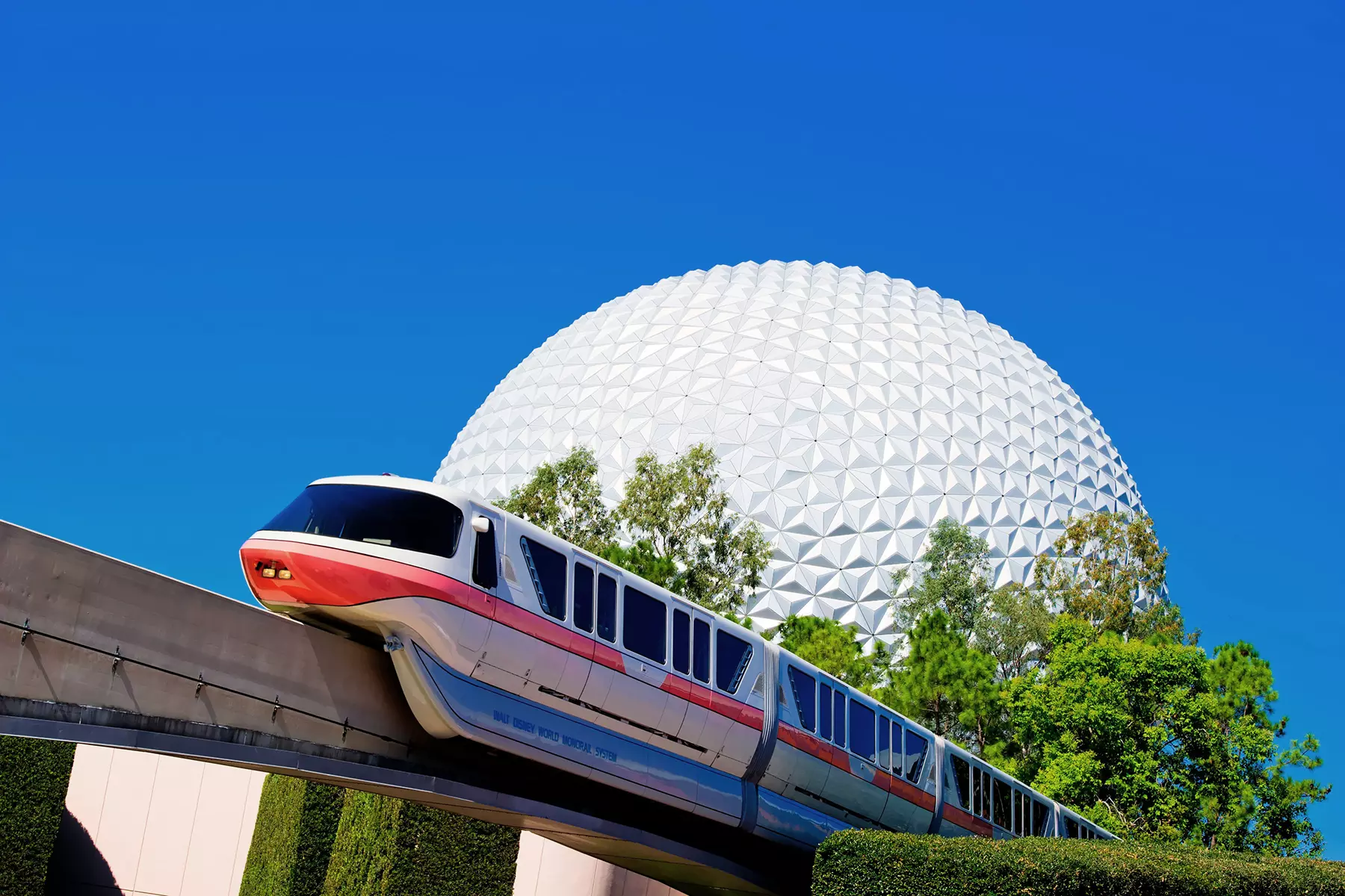 Kosmosa kuģis Zeme ir Volta Disneja pasaules Epcot vizuālais un tematiskais centrālais elements