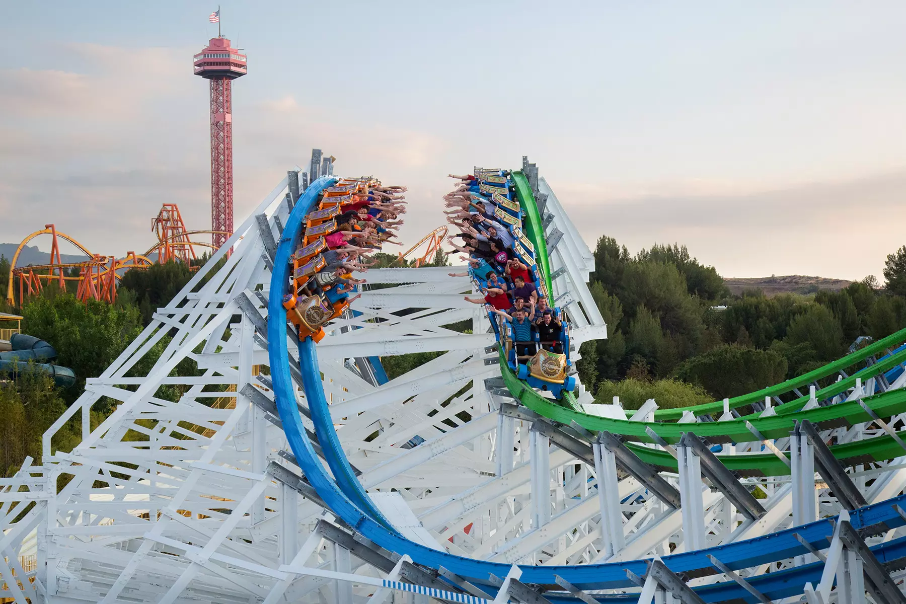 Izbrauciens Twisted Colossus pie Six Flags Magic Mountain