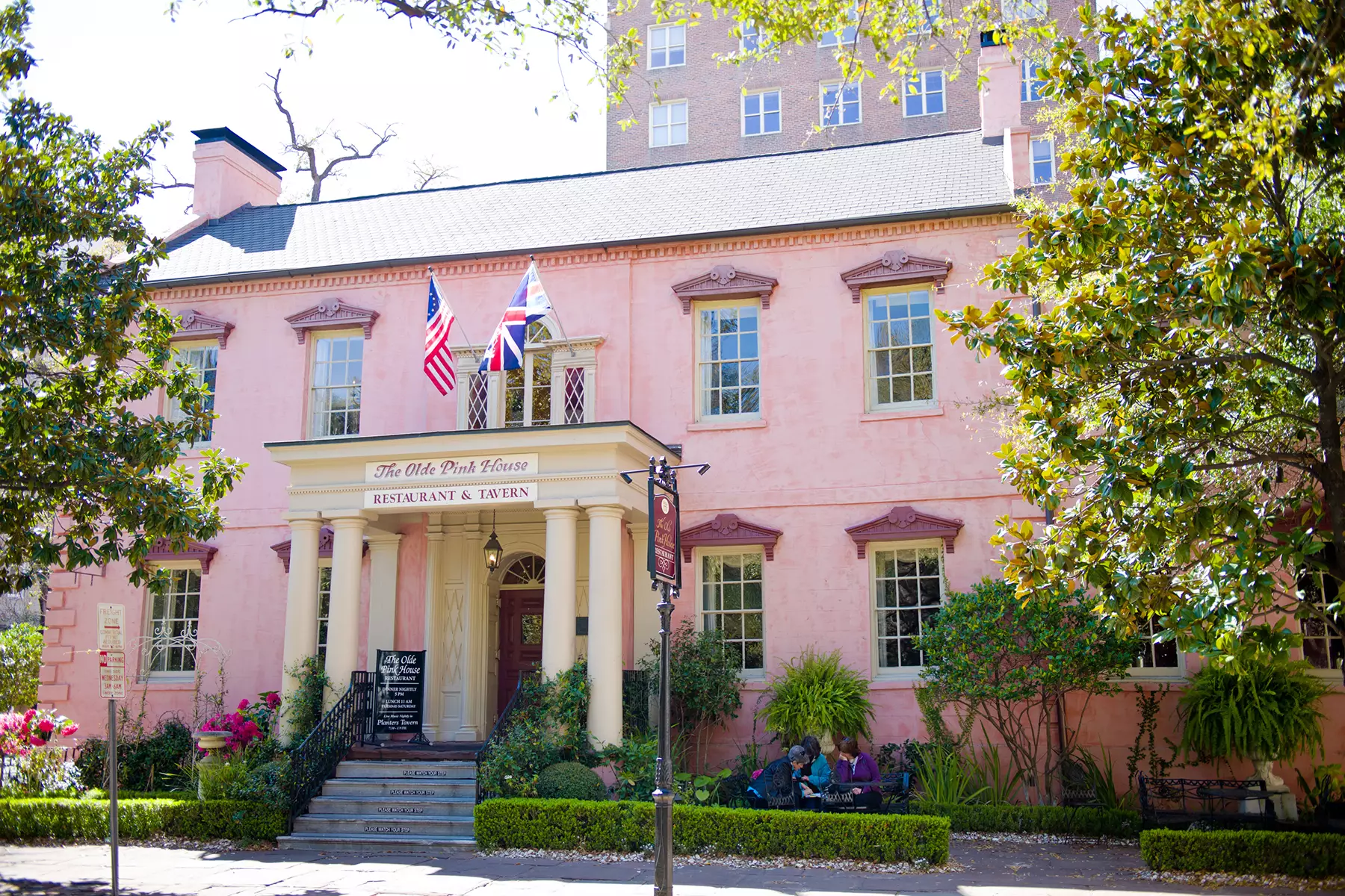 Exterior da Olde Pink House en Savannah, GA