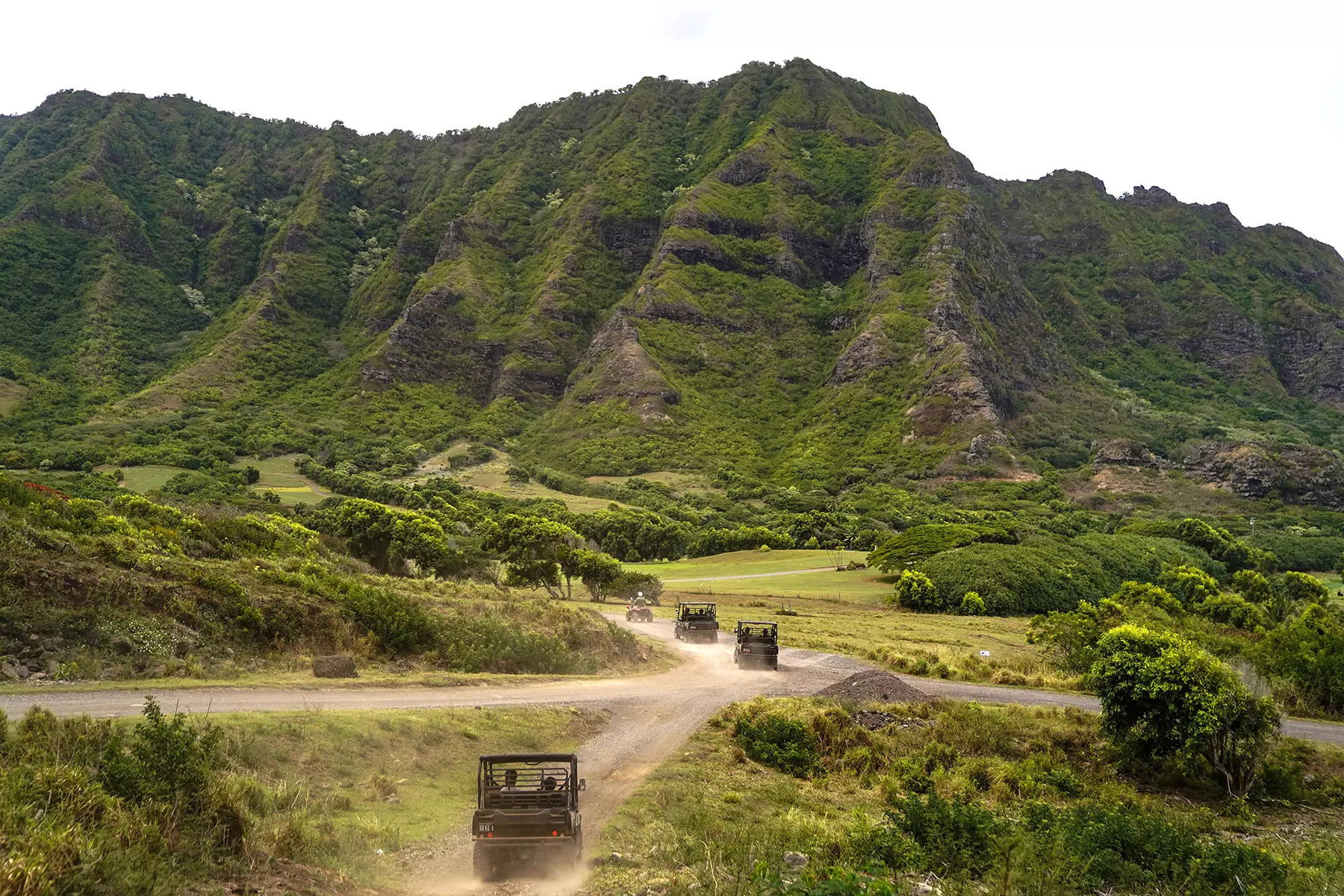 İnsanlar, Kaneohe, HI'daki Jurassic Park gibi filmlerin çekim yerleri olarak kullanılan Kualoa Çiftliği'ndeki ATV Raptor turuna çıkıyor