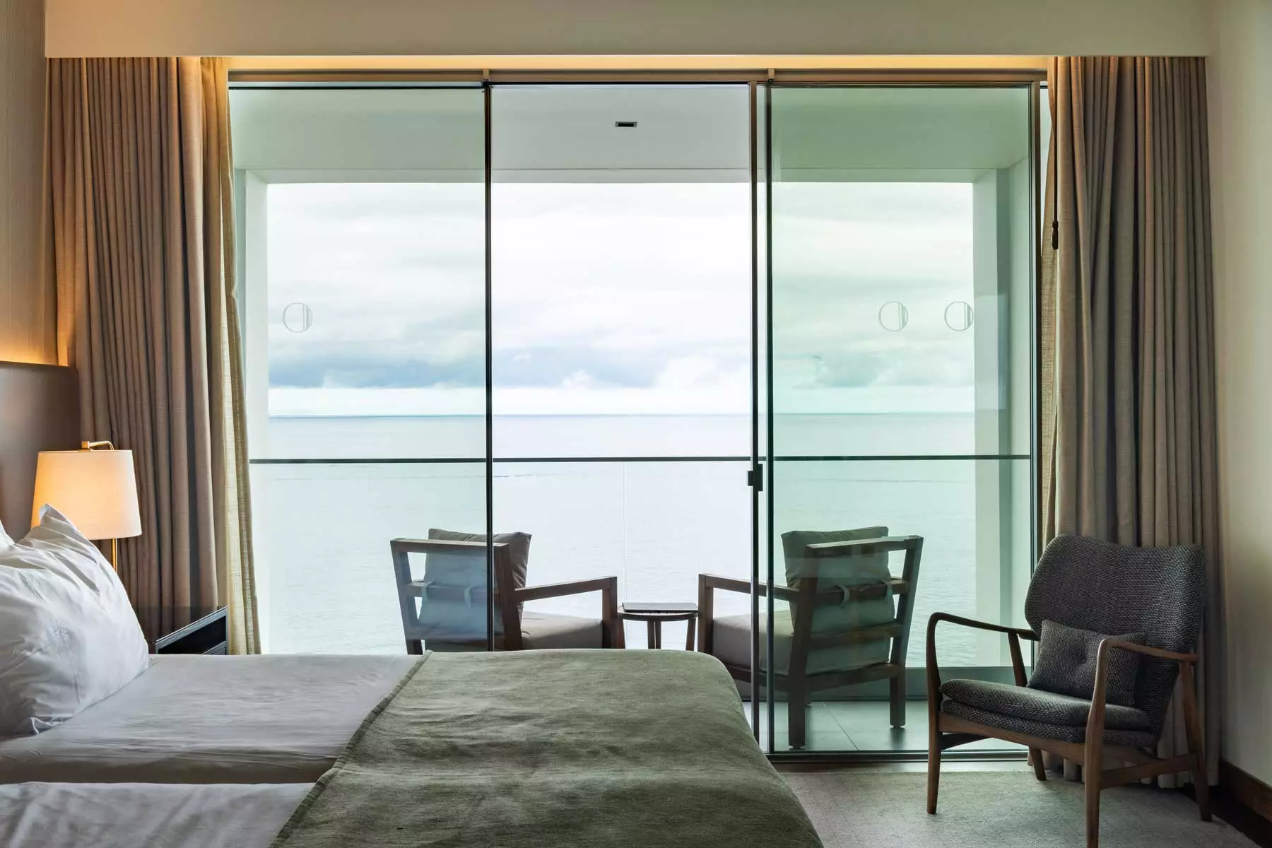 Una suite de invitados en Les Suite en The Cliff Bay, en Madeira