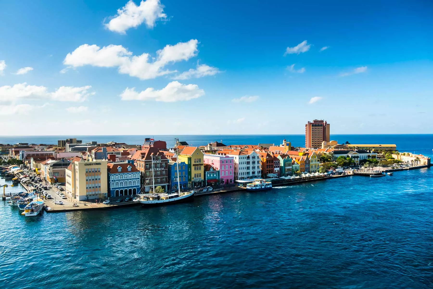 Curacao, Willemstad, Punda, fargerike hus ved strandpromenaden