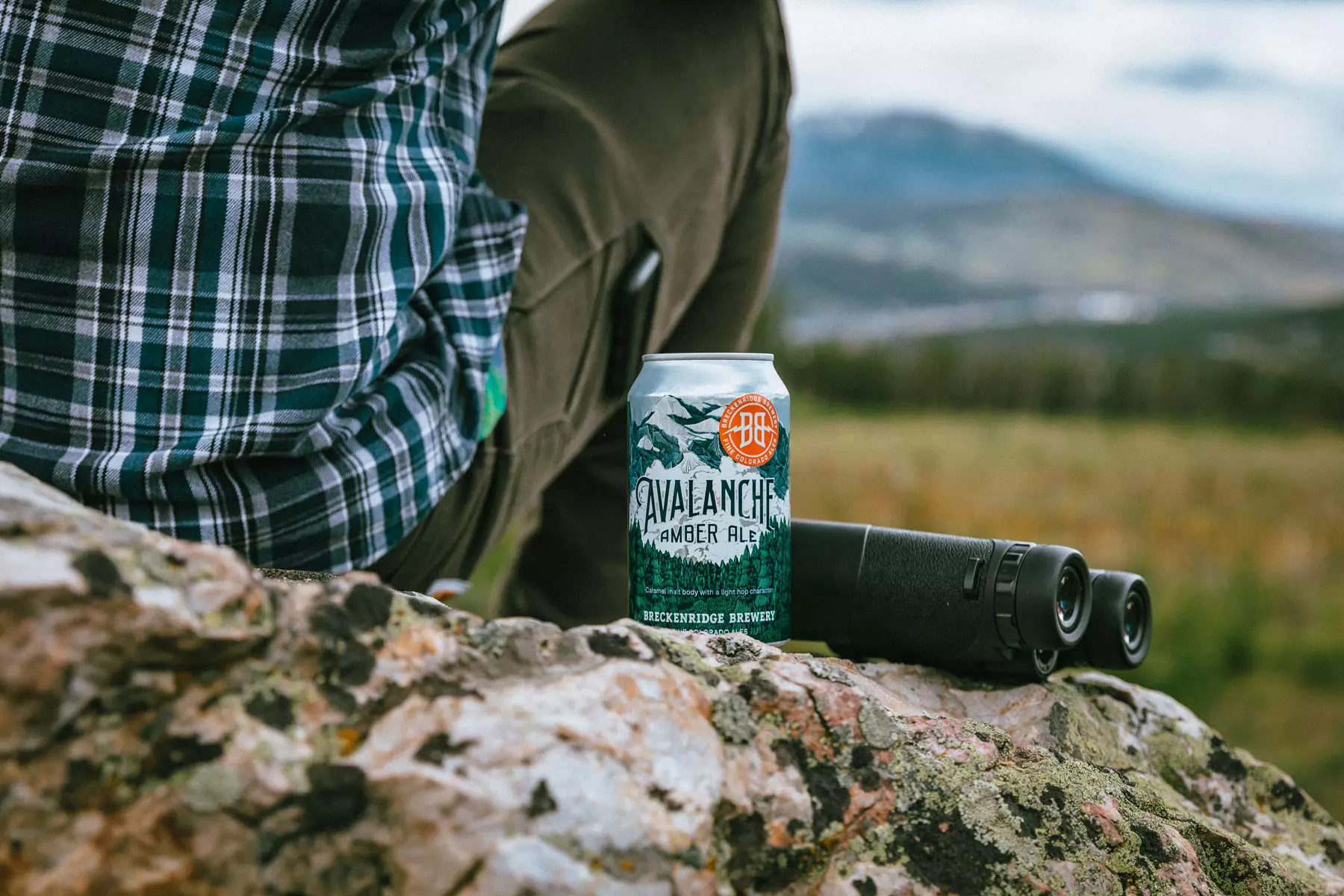 Lata de Avalanche Amber Ale en una escena de montaña