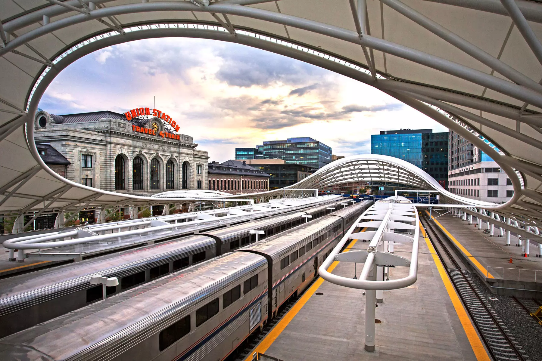 Vista dels trens Amtrak a Union Station a Denver, Colorado