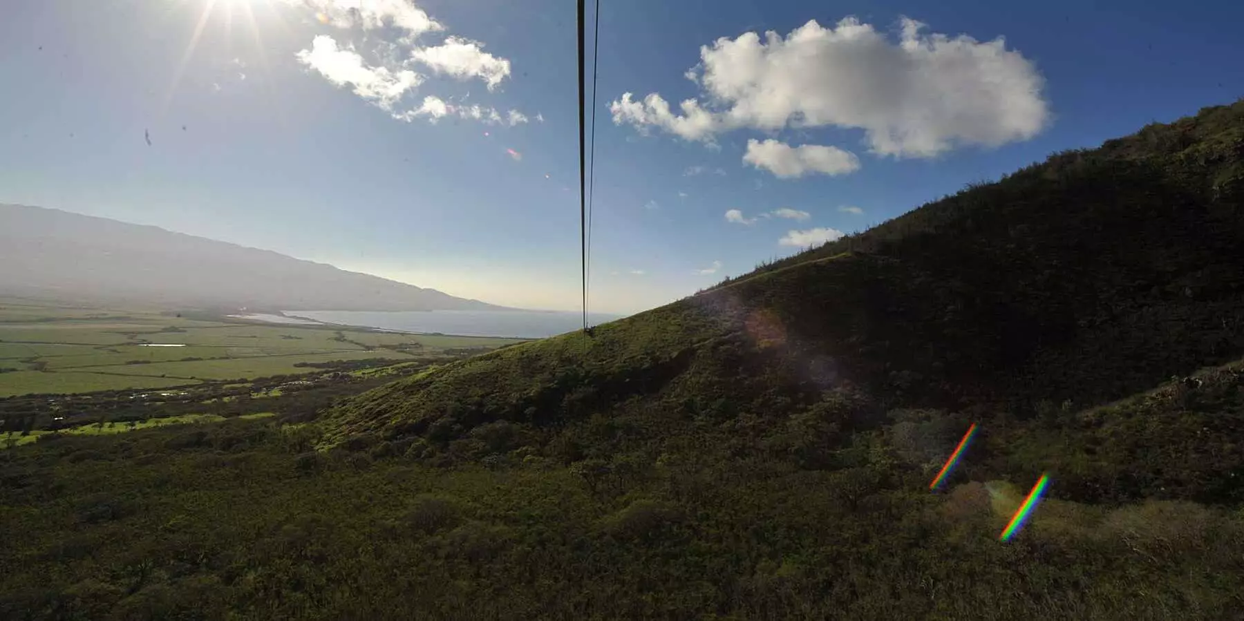 Questa è una delle linee zip più lunghe delle Hawaii: ti porta attraverso 2 miglia della foresta pluviale di Maui