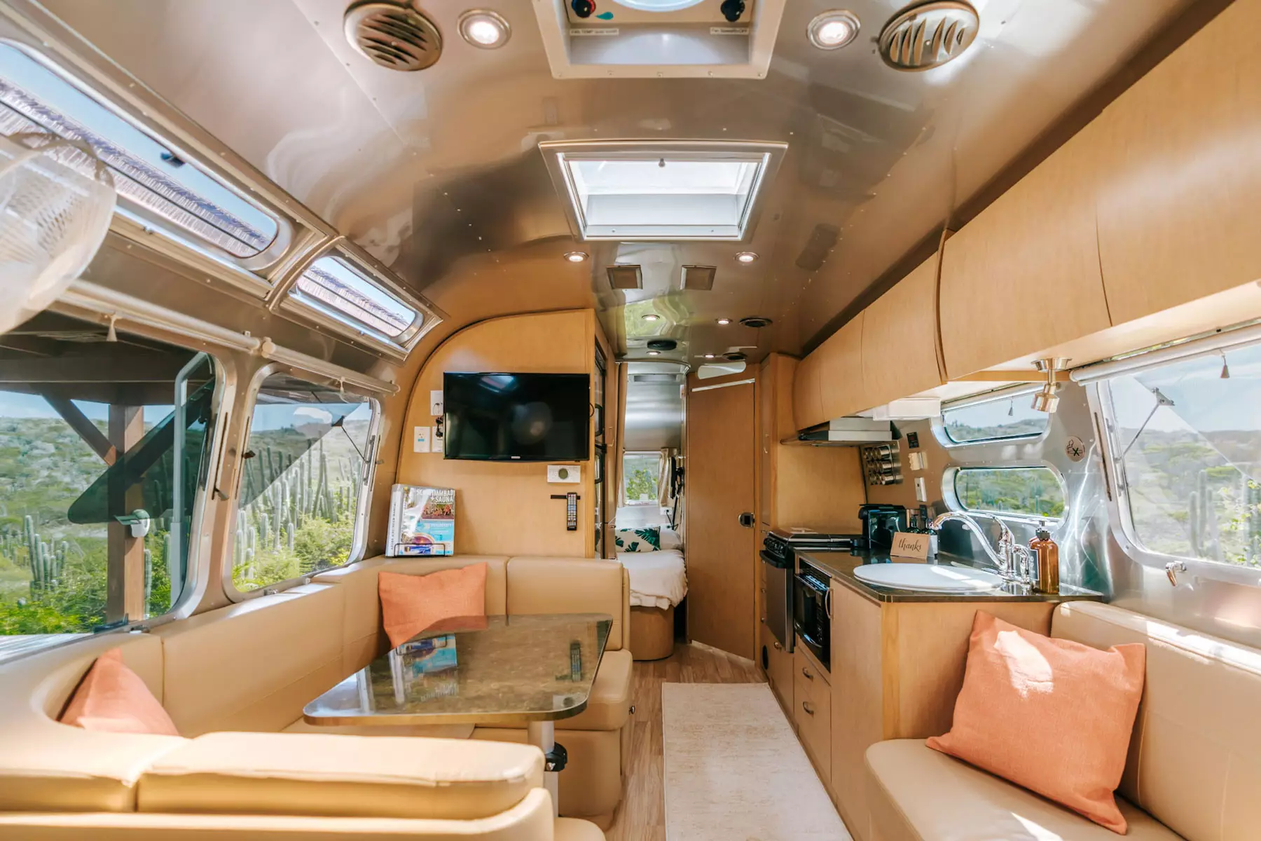 wnętrze Exclusive Airstream z prywatnym basenem i widokiem na ocean