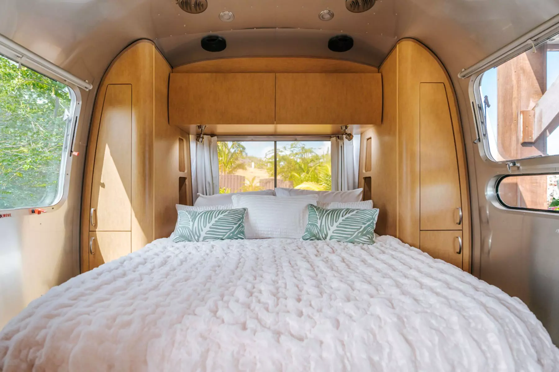 sypialnia w Exclusive Airstream z prywatnym basenem i widokiem na ocean Airbnb