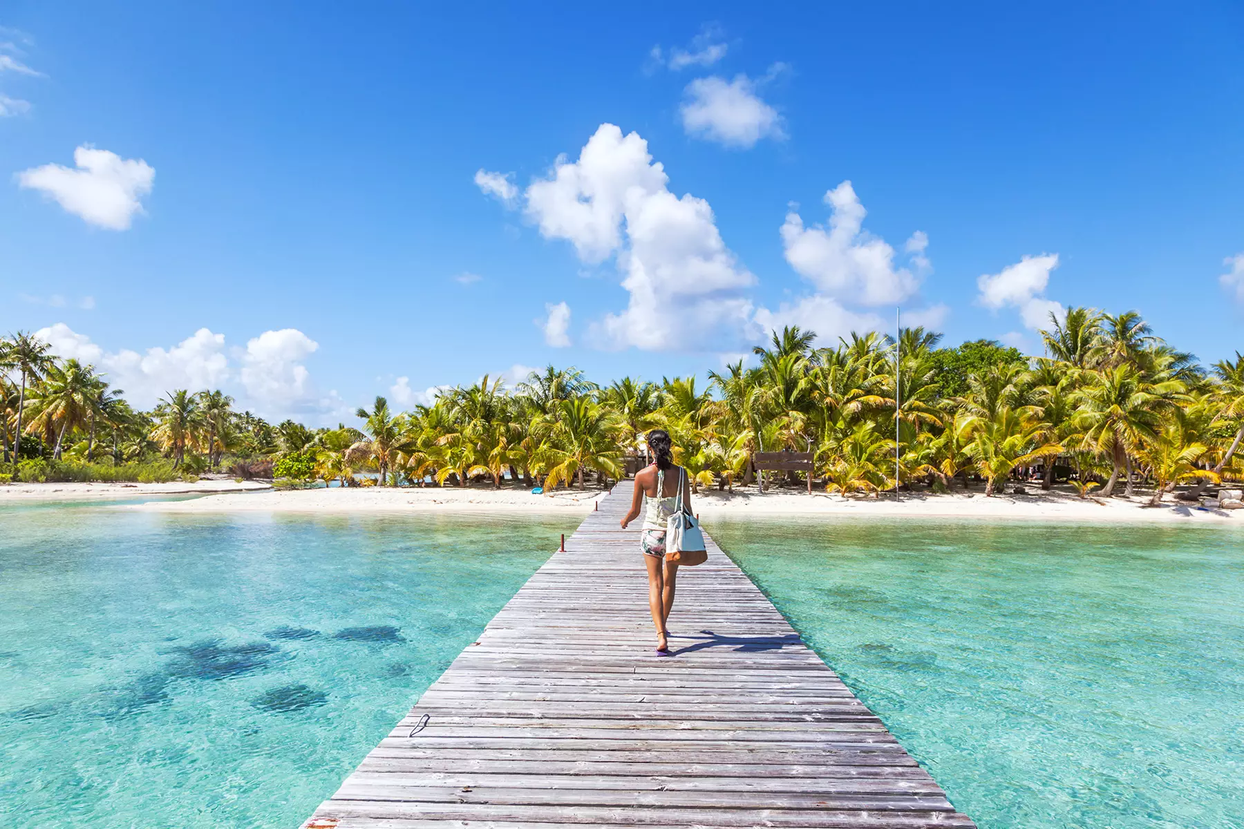 Turist som går på bryggan, Tikehau-atollen, Tuamotu-skärgården, Franska Polynesien, Oceanien