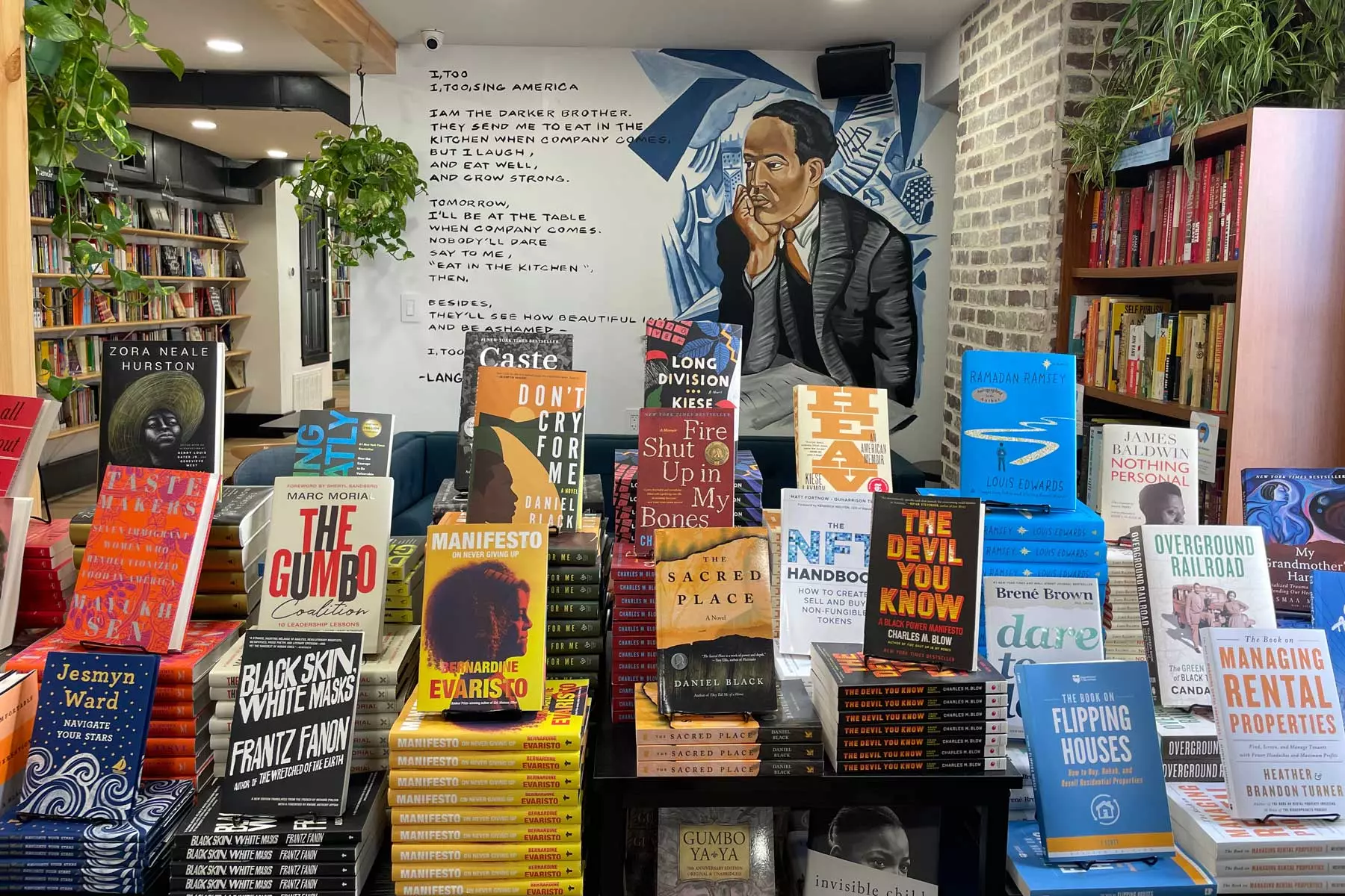 ნიუ ორლეანში ბალდუინისა და კომპანიის შიგნით, წიგნებისა და ყავის მაღაზიების არჩევანი