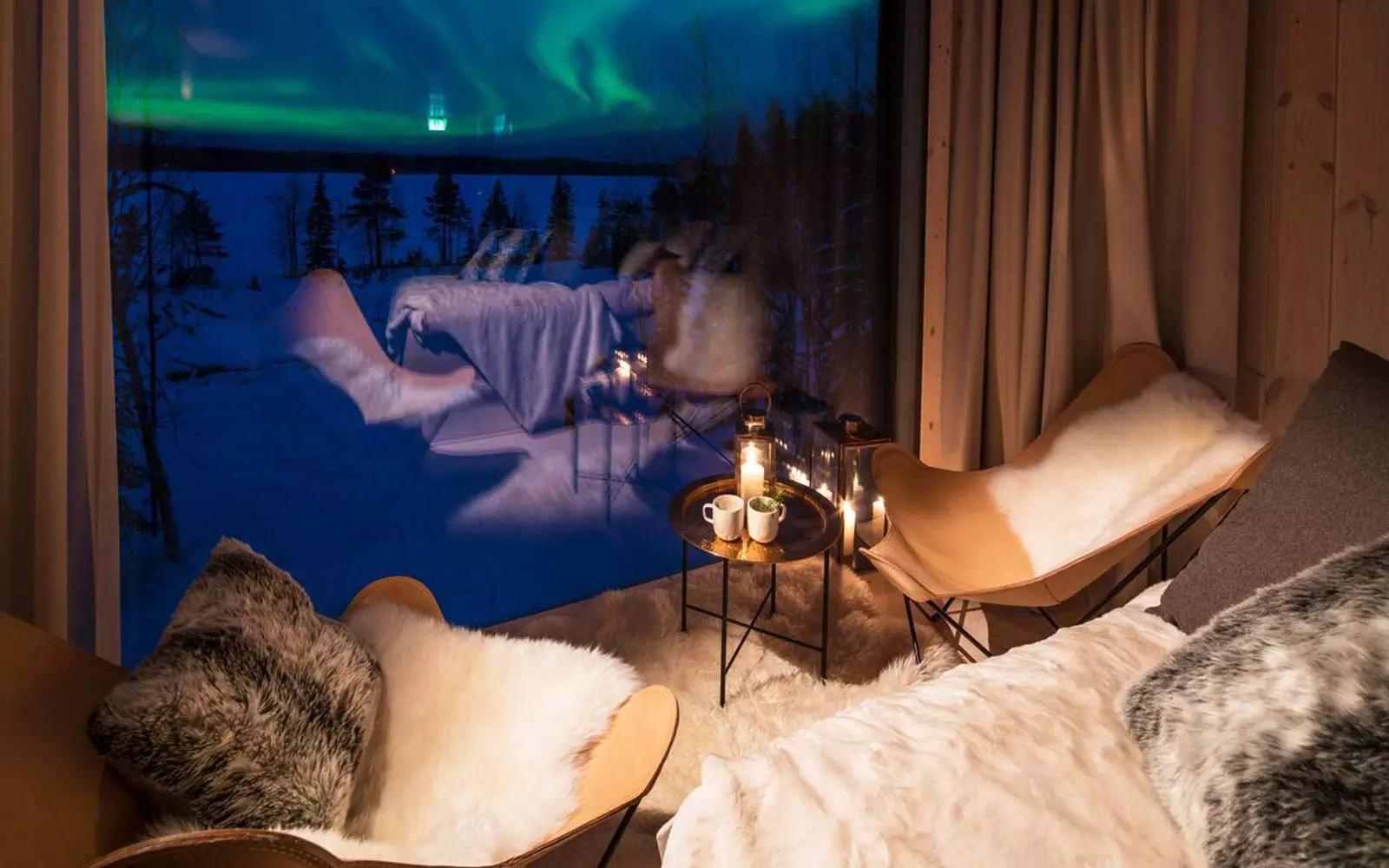 Harita Dışında Seyahat Aurora Yüzen Kuzey Işıkları Finlandiya'yı Deneyimleyin