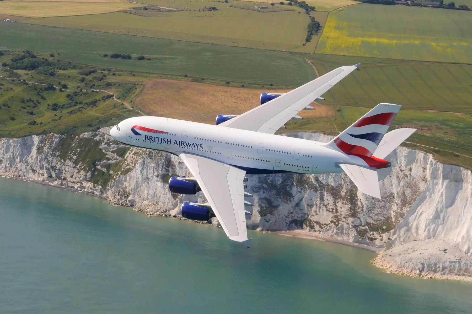 British Airways samolyoti Angliyaning Dover ustidan uchib o'tmoqda
