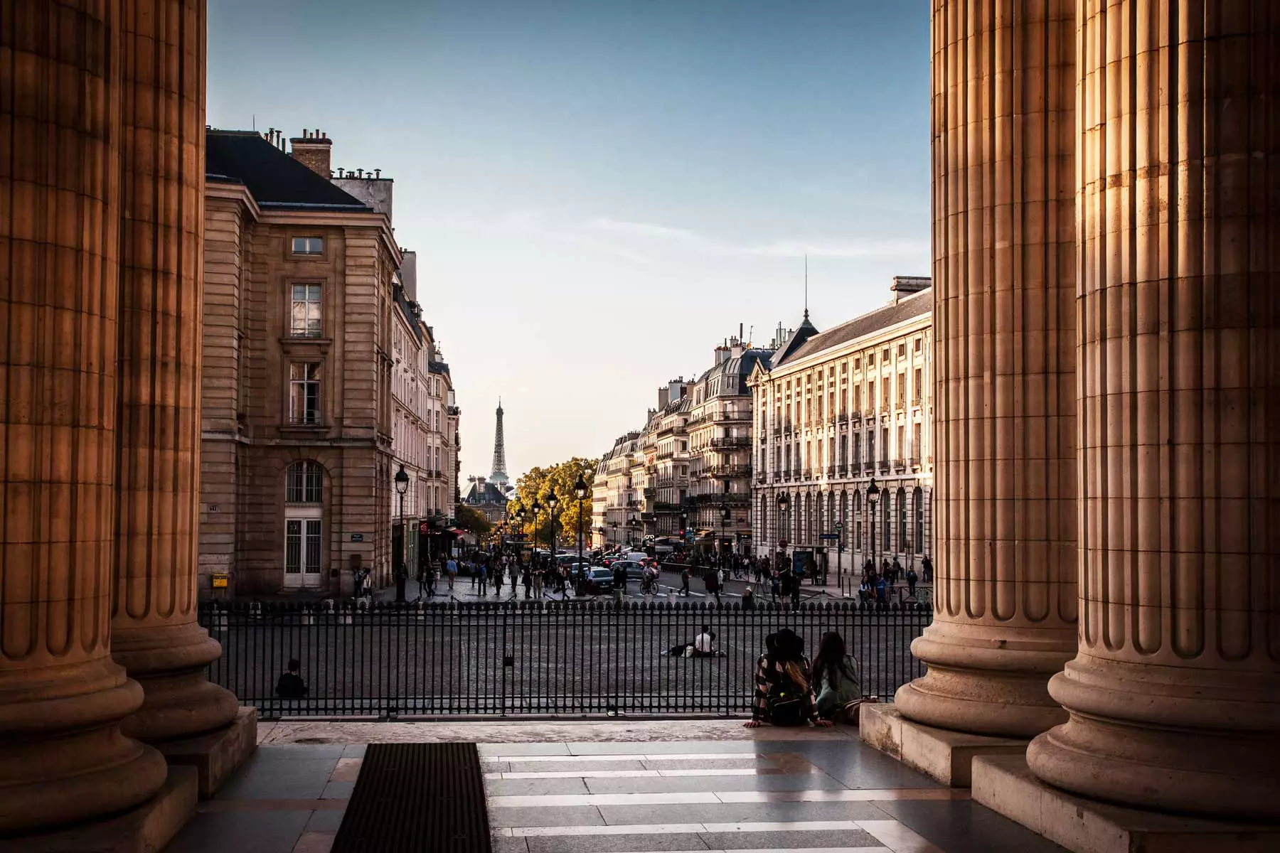 Panempoan jalan Paris sareng Menara Eiffel dina pandangan