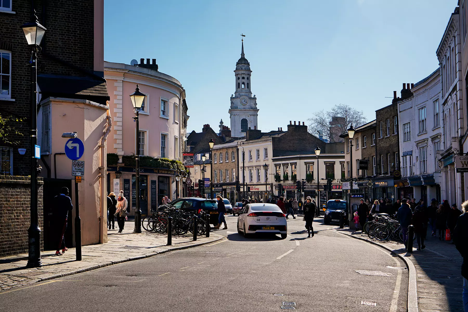 Folk og bil langs Greenwich High Street