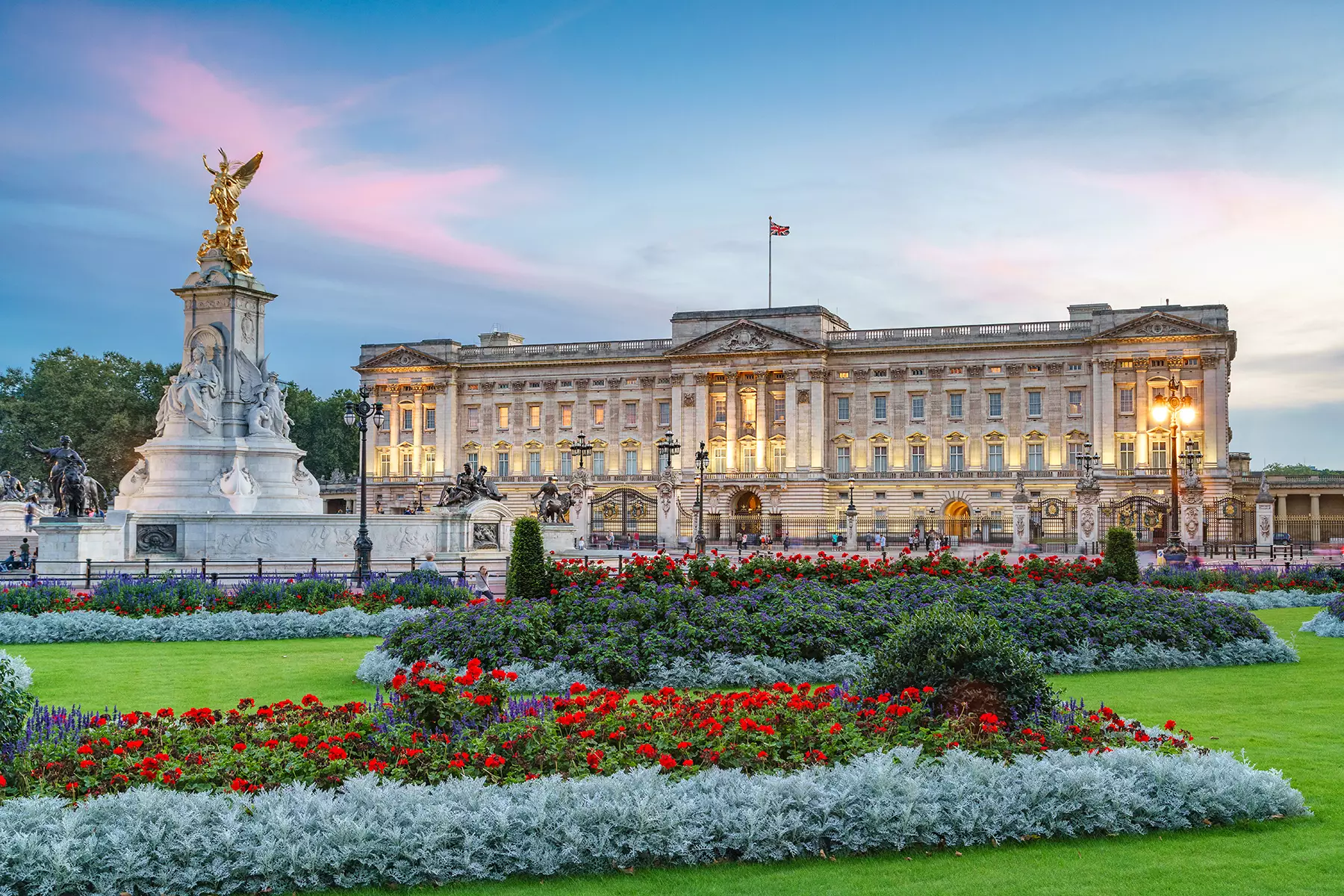 Mặt tiền bên ngoài của Cung điện Buckingham trong hoàng hôn