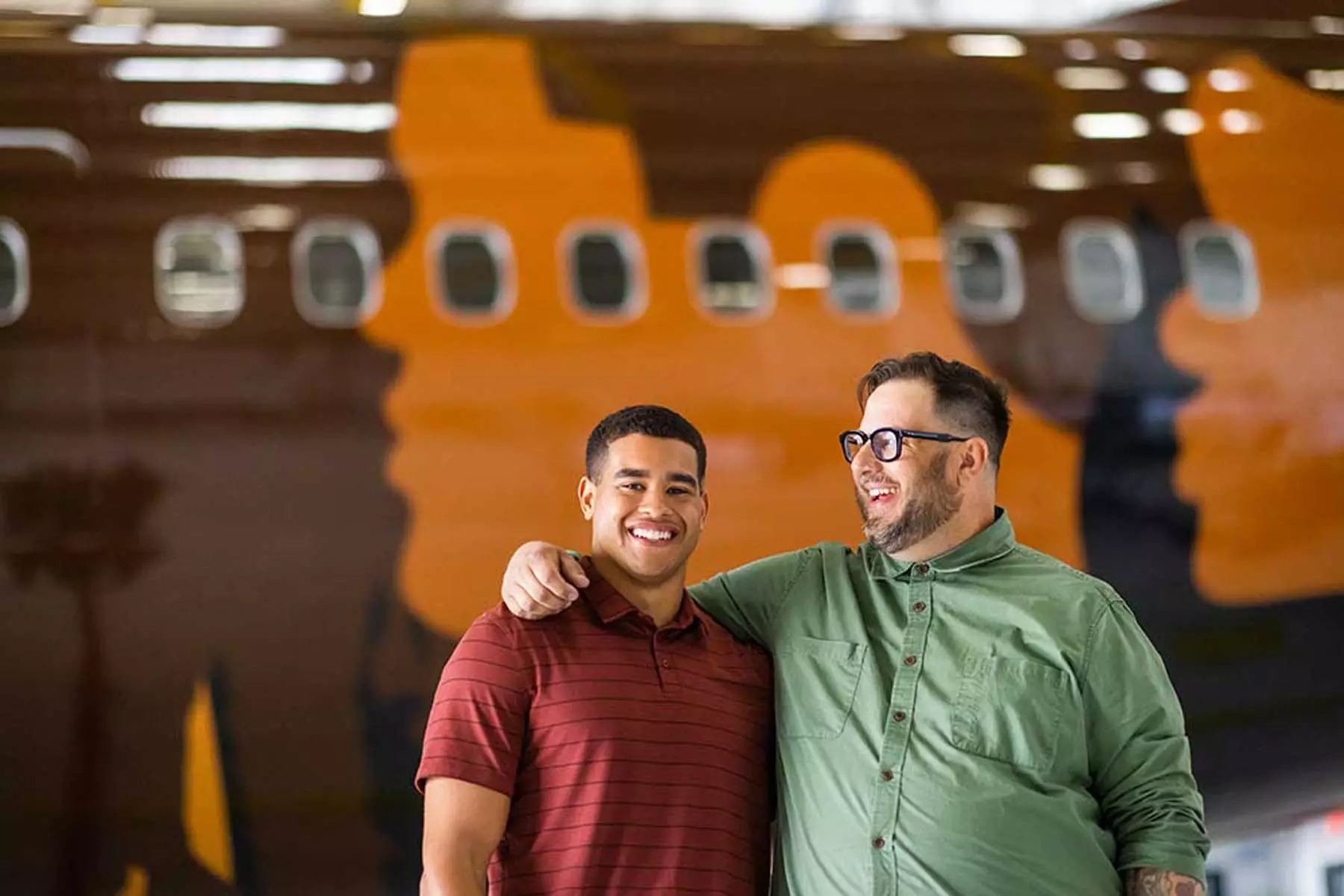 Micah und sein Vater Jonny, der beim Design des Flugzeugs geholfen hat