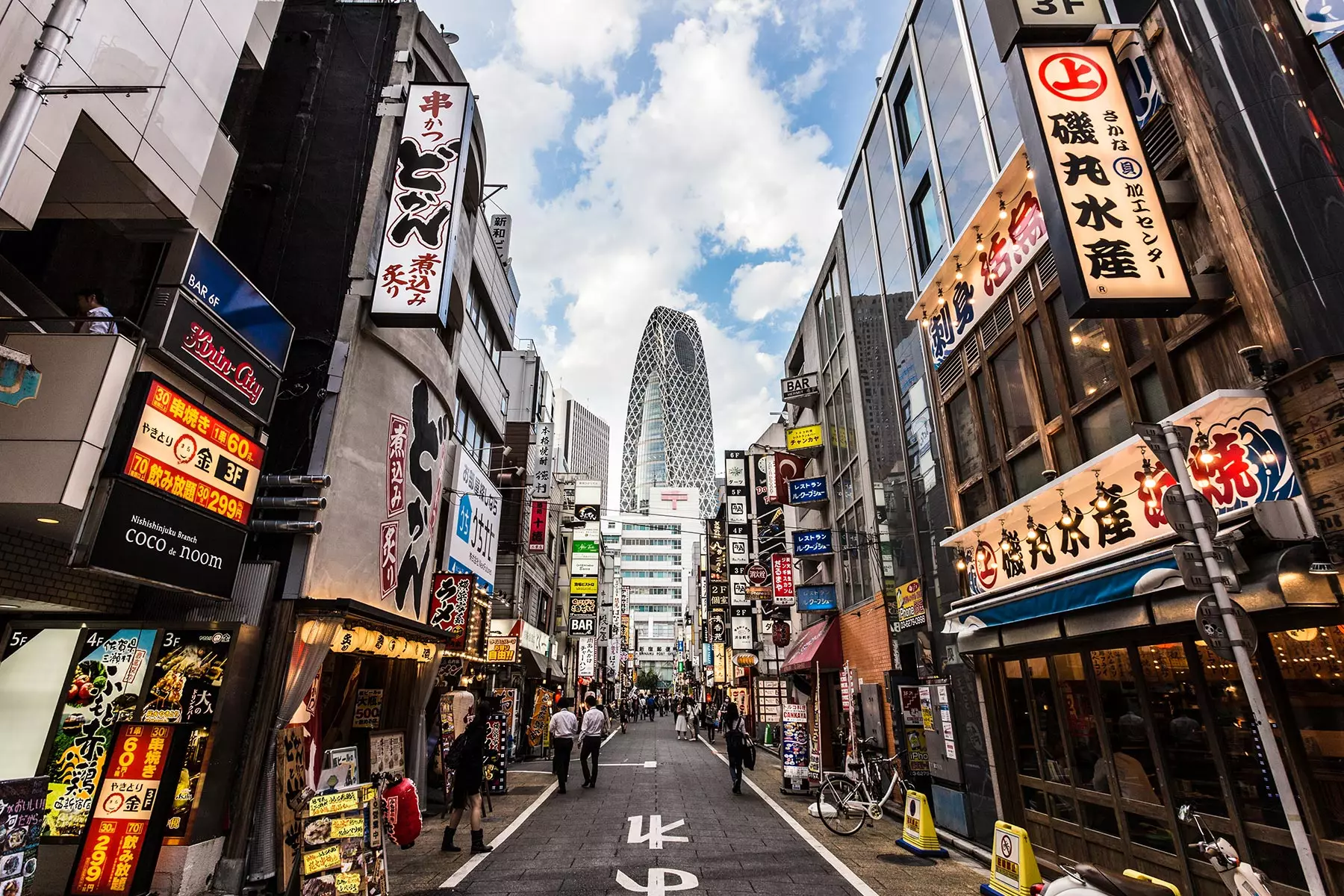 Widok ulicy w dzielnicy rozrywkowej w sercu Tokio, Japonia