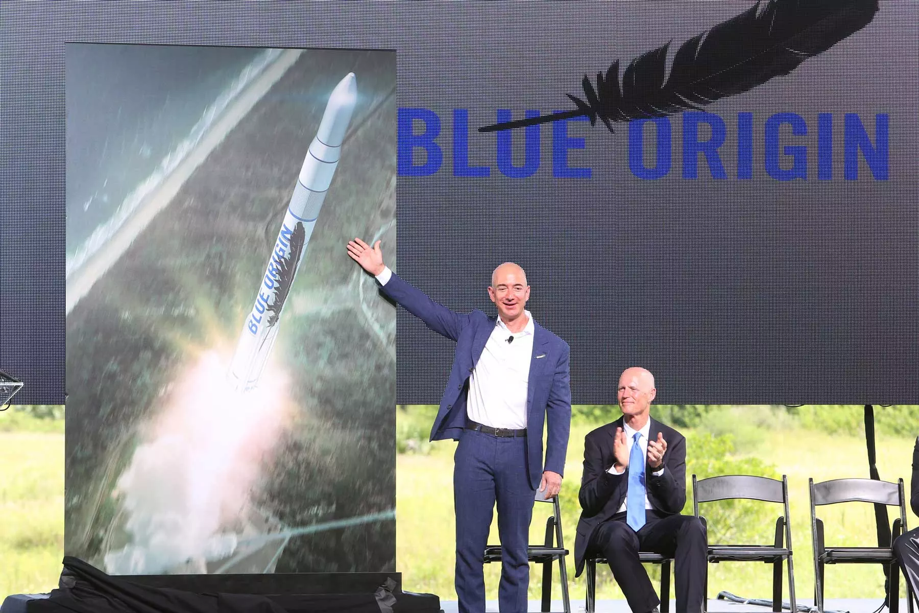 מנכ"ל Amazon.com ומייסד Blue Origin, ג'ף בזוס, משמאל, מציג לראשונה רכב שיגור ביום שלישי, 15 בספטמבר, 2015