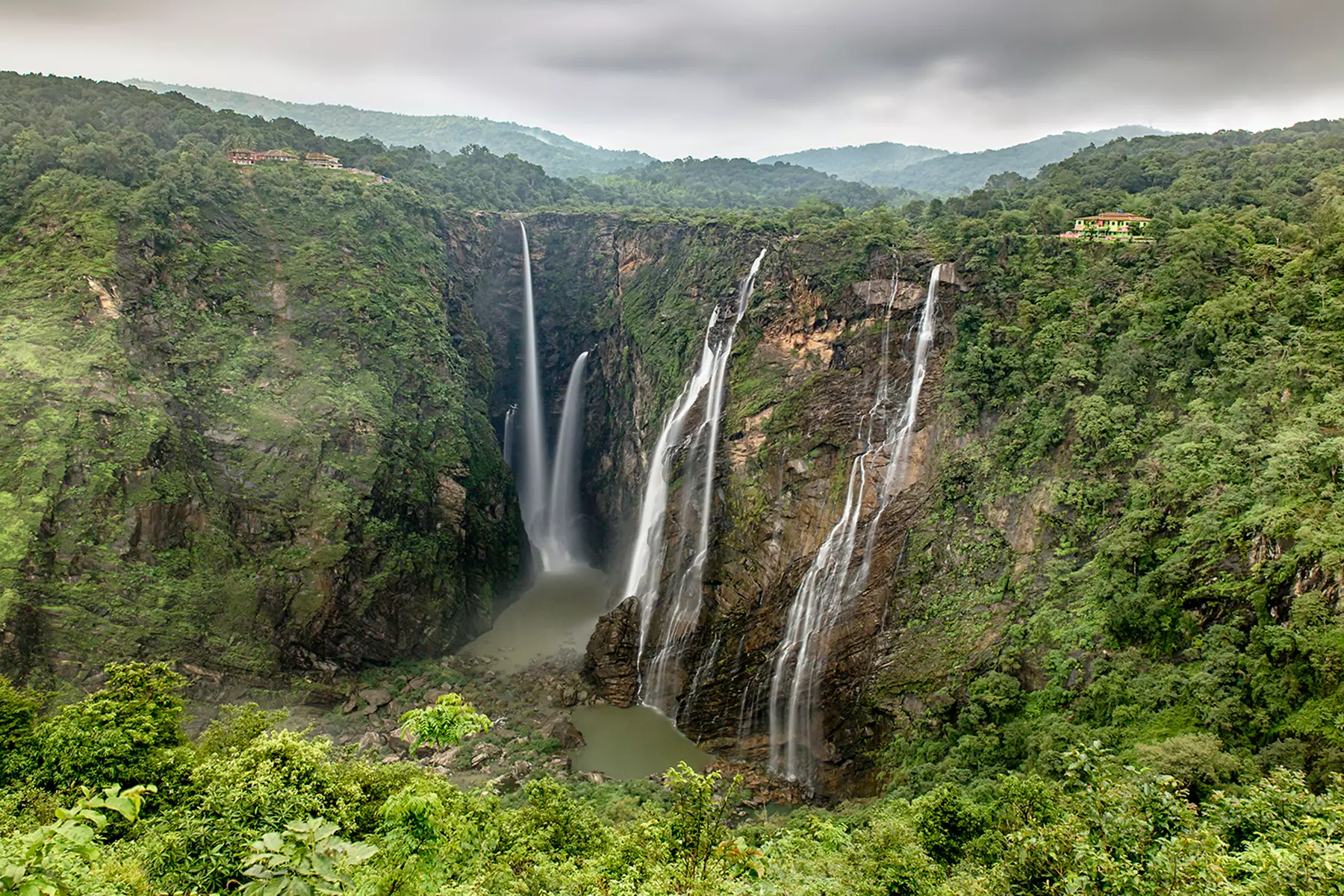 Di demsala mûsonê de dîmenek ji Kevirên Jog ên navdar ên cîhanê li Karnataka, Hindistanê