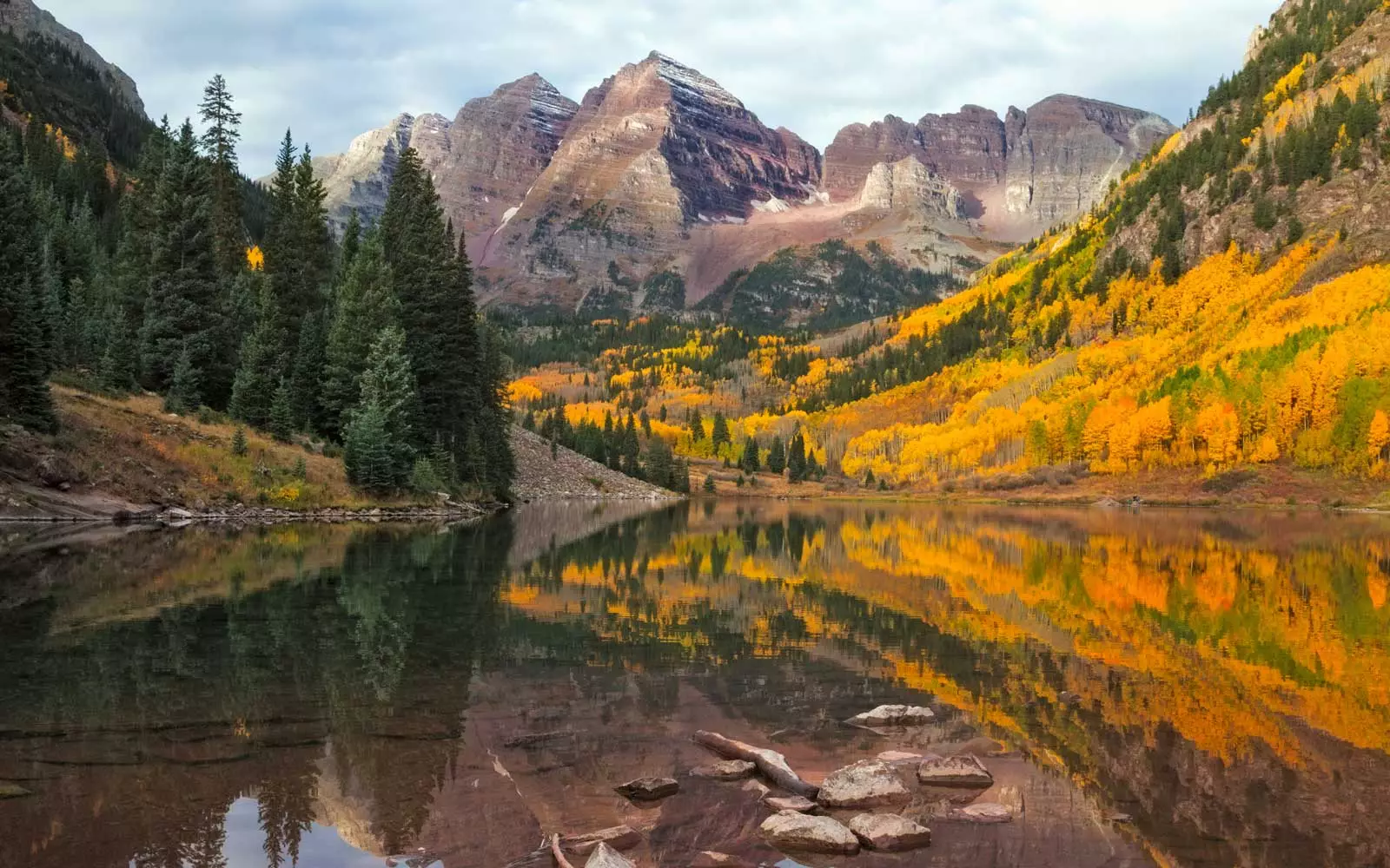 Godhong Musim Gugur ing Puncak Lonceng Maroon cedhak Aspen Colorado