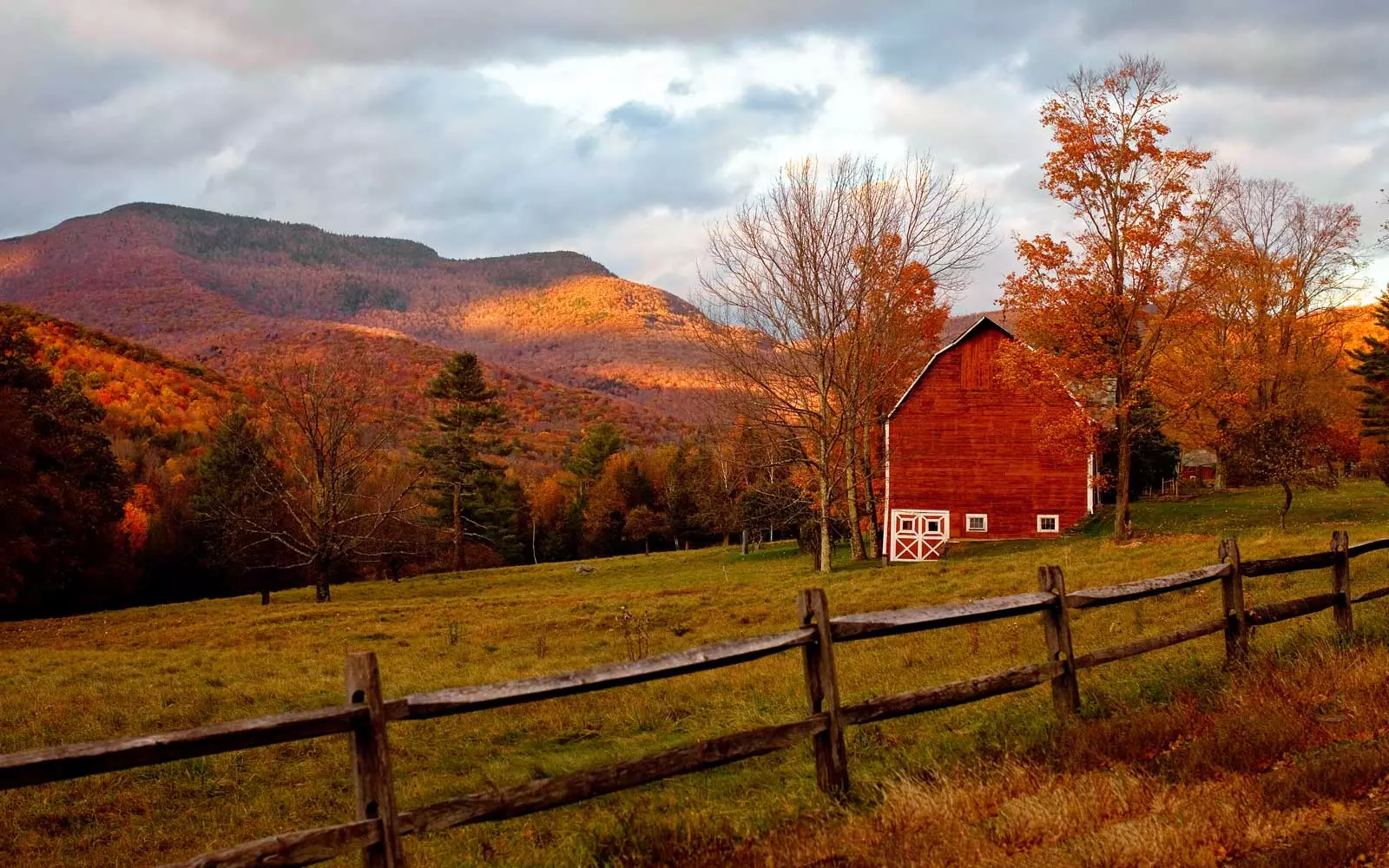 Stodola v Catskills na podzim