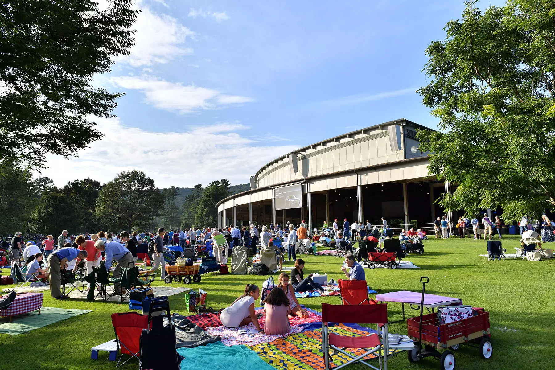 Patroni přijíždějí brzy na trávníky a připravují propracované piknikové večeře v Tanglewood Music Center