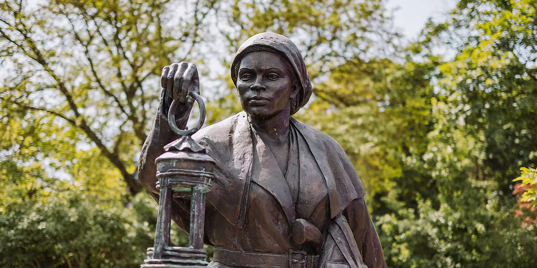 Tá an Baile Nua-Eabhrac seo ag tabhairt ómós do Chomóradh Dhá Chéad Bliain Breith Harriet Tubman Le Seacht Mí na gCeiliúradh