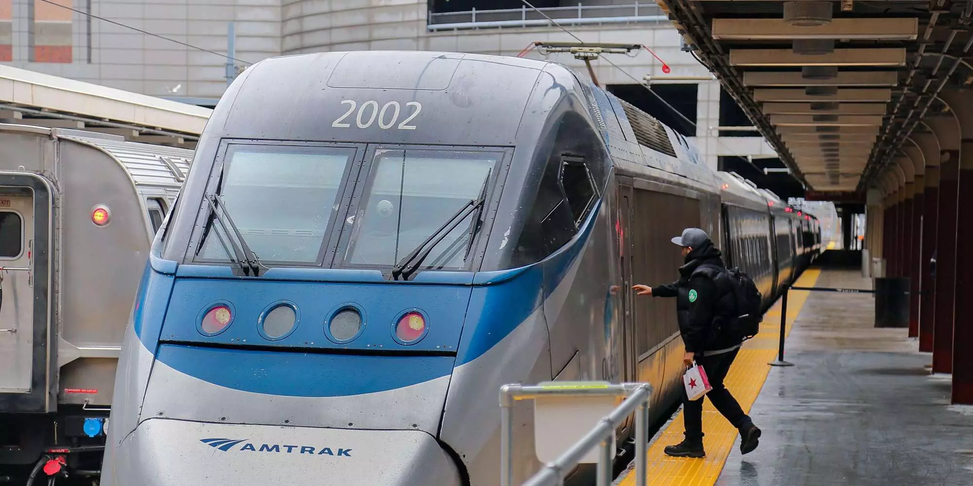 Amtrak ئوقۇغۇچىلارغا يىل ئاخىرىدىن باشلاپ% 15 ئېتىبار بېرىدۇ