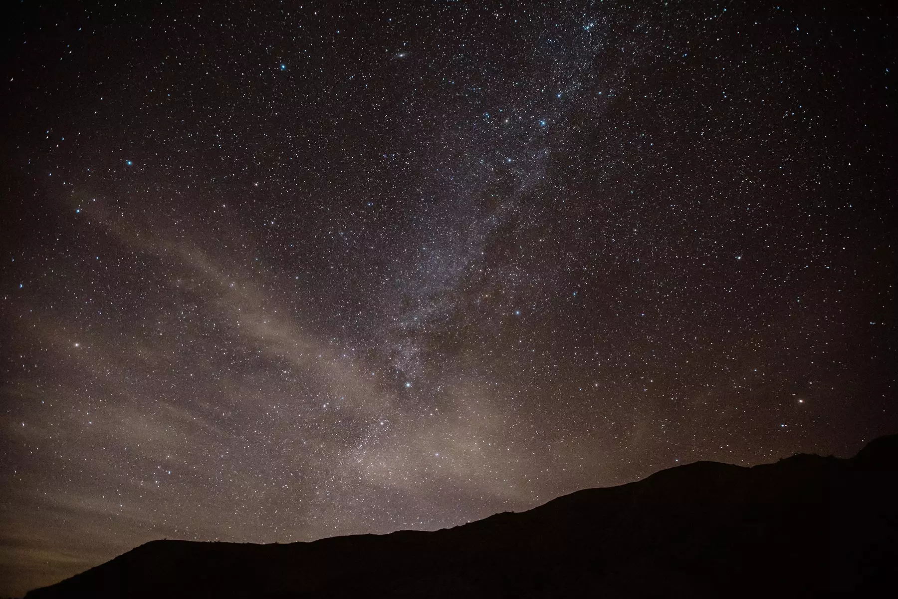 Cielo notturno stellato al Mojave Trails National Monument