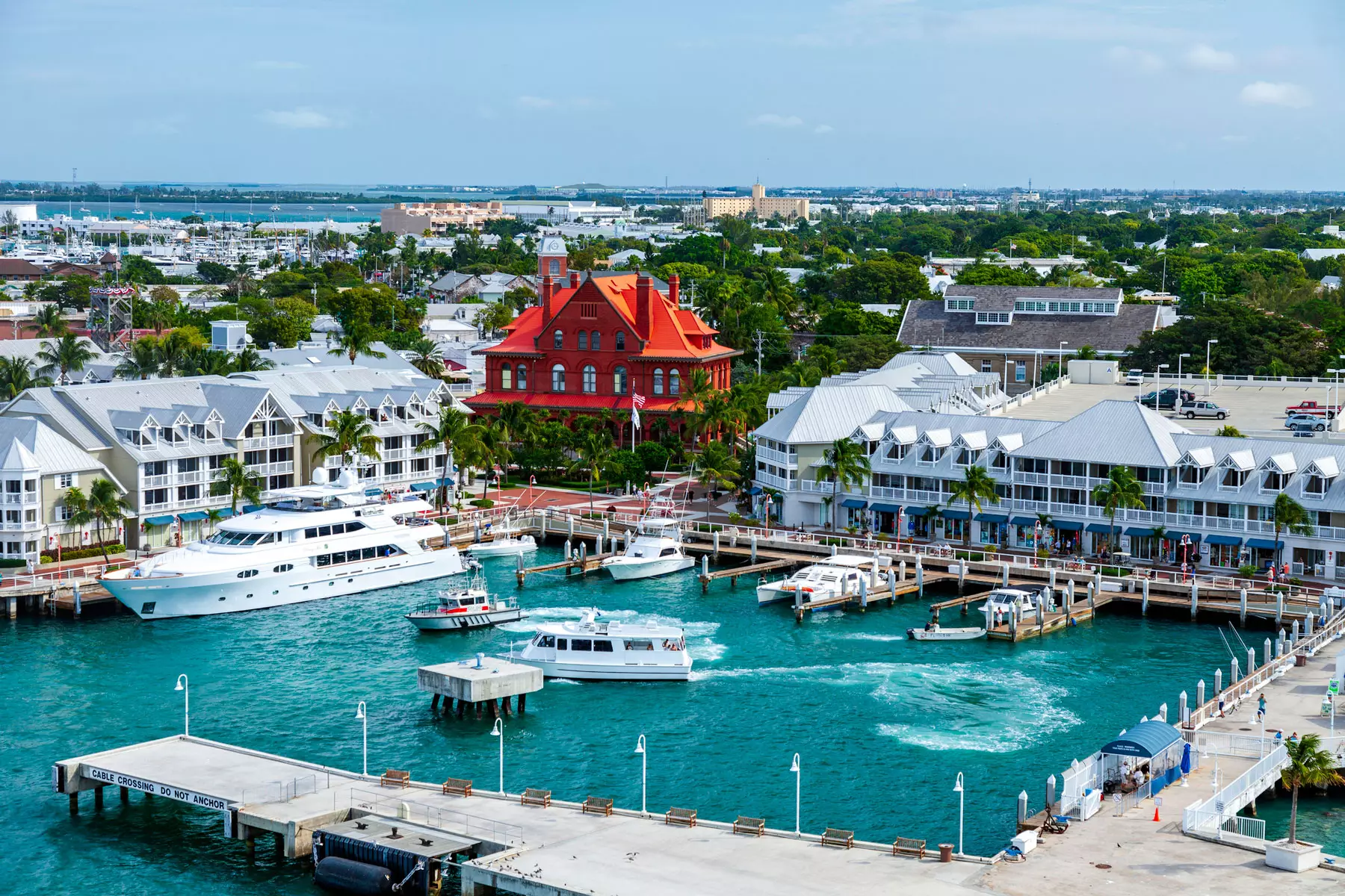 Pogled iz zraka na pomol križarke, sosednjo marino in trgovsko središče z mestom Key West na Floridi v ozadju