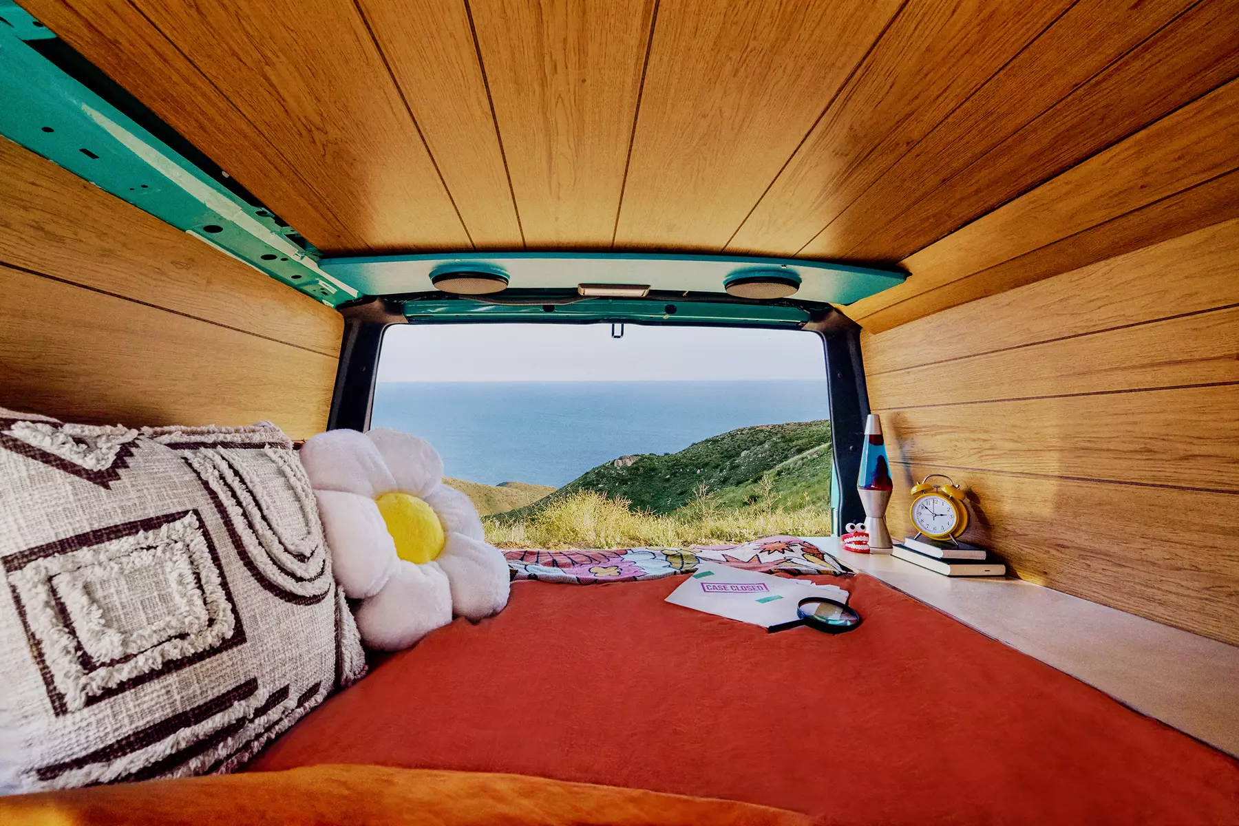 Airbnb un Metjū Lilarda noslēpumu mašīna Scooby Doo Van