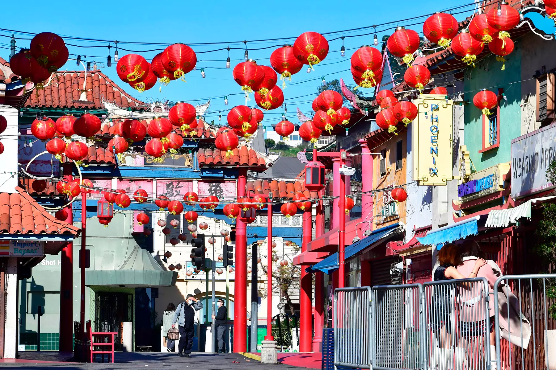 Nyali zofiira zimakongoletsa Chinatown Central Plaza pa tsiku loyamba la Chaka Chatsopano cha Lunar cha Ox ku Los Angeles