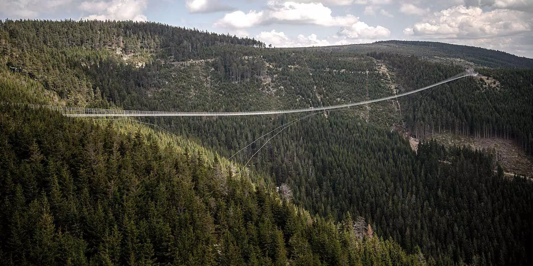 A ponte de pedestres mais longa do mundo acaba de ser inaugurada - e se estende por mais de 2.000 pés